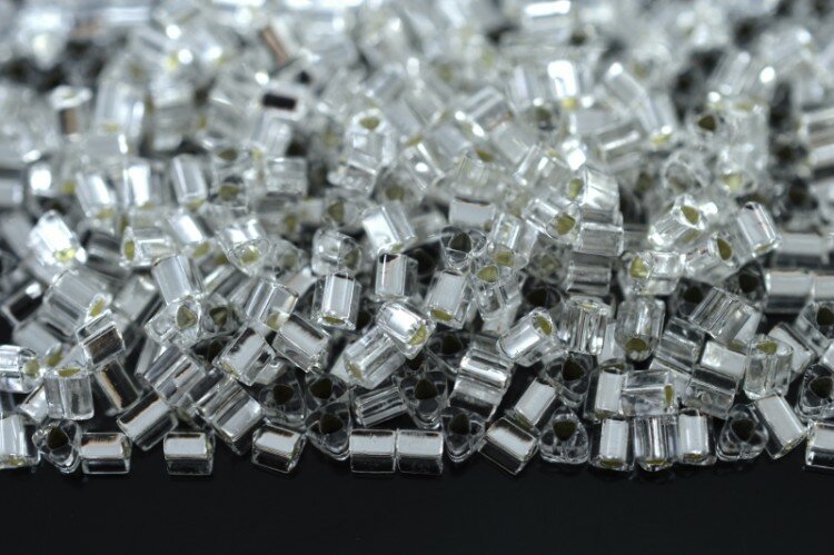 Бисер японский TOHO Triangle треугольный 11/0 #0021 хрусталь, серебряная линия внутри, 5 грамм