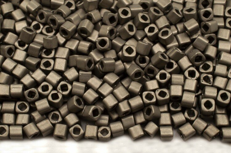 Бисер японский TOHO Cube кубический 1,5мм #0566 античное серебро, матовый металлизированный, 5 грамм