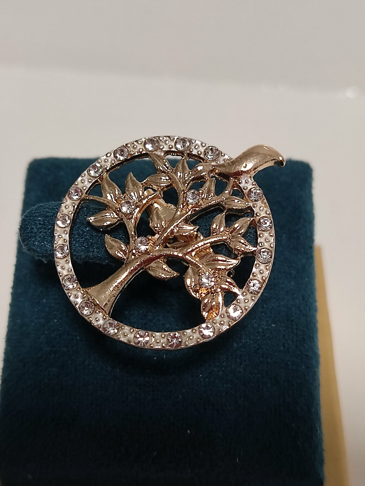 Брошь, стразы