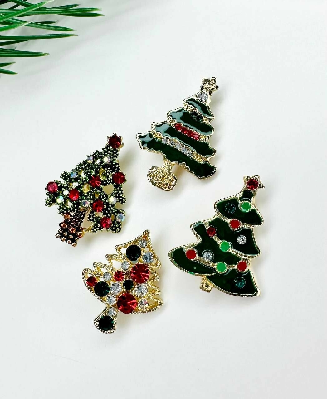 Комплект брошей