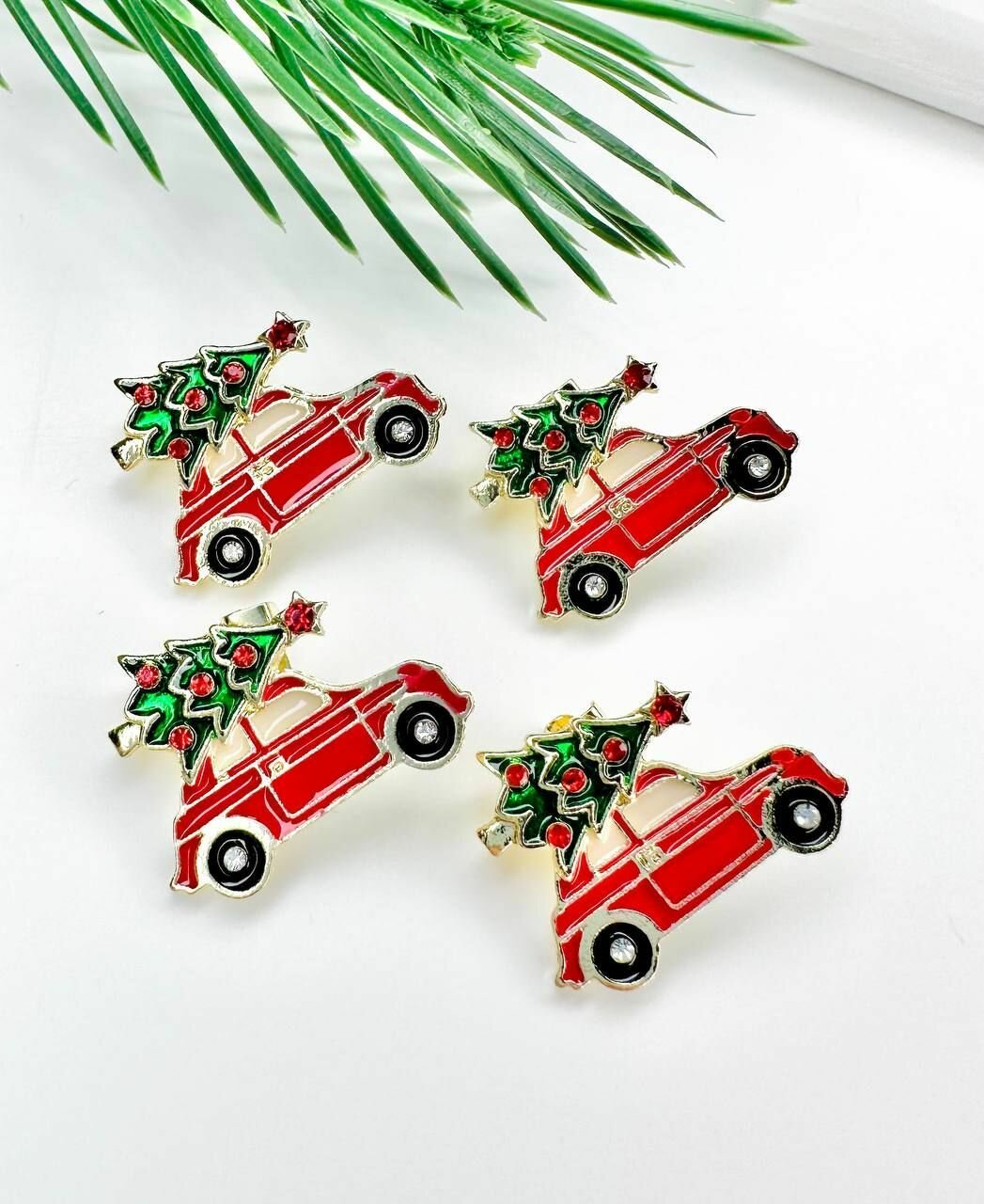 Комплект брошей