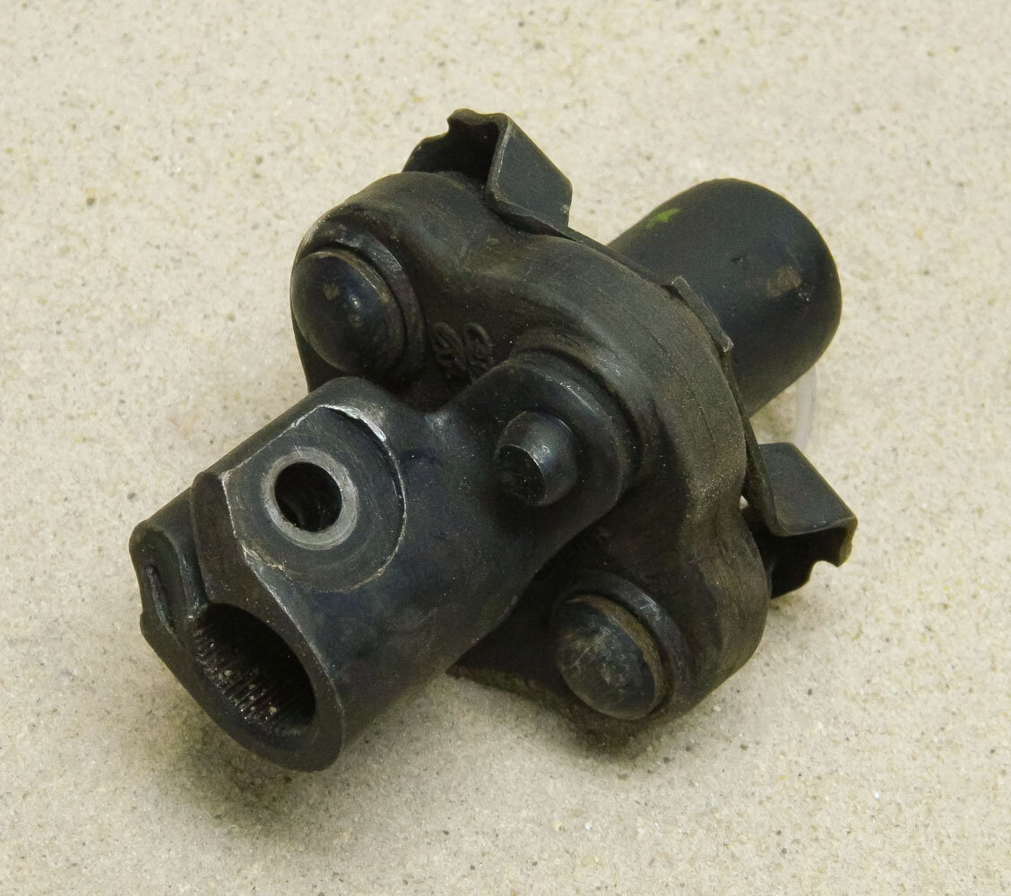 Карданчик рулевой Audi 80 B3