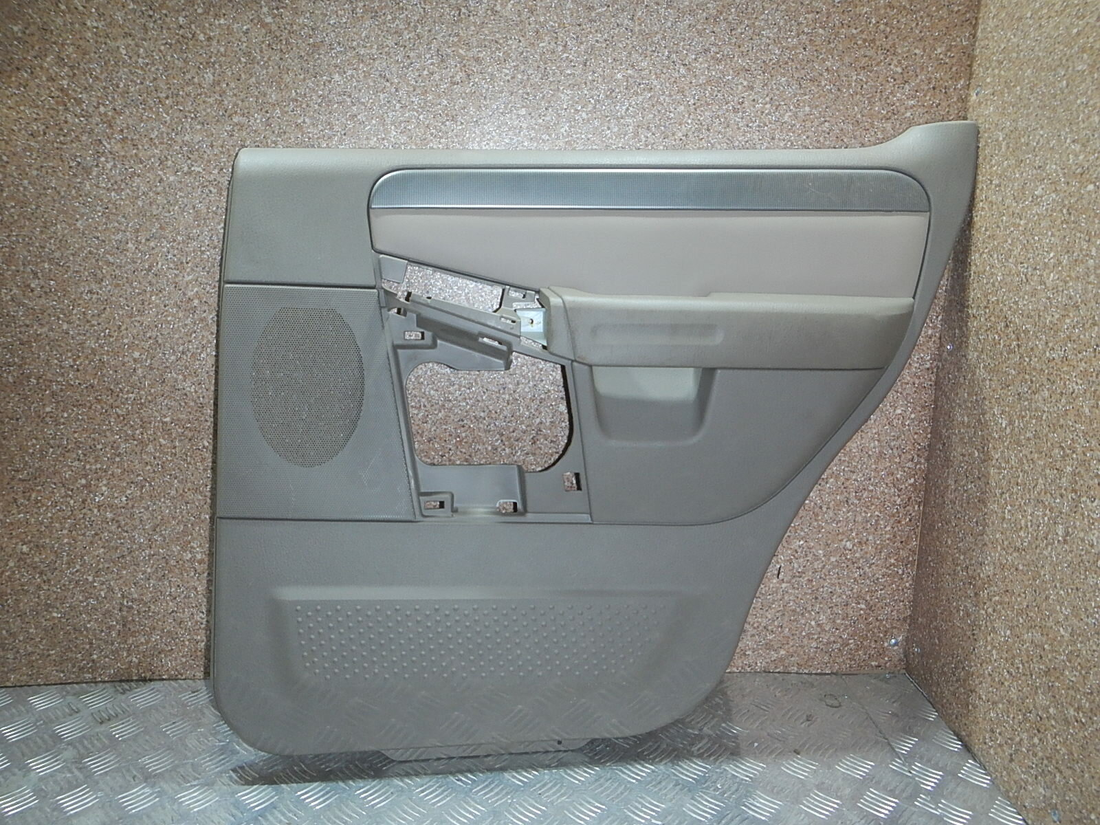 Б/У Обшивка двери задней правой, Ford (Форд)-EXPLORER (06-) FORD EXPLORER (06-) новая 242046 FORD арт. 3L2Z7827406