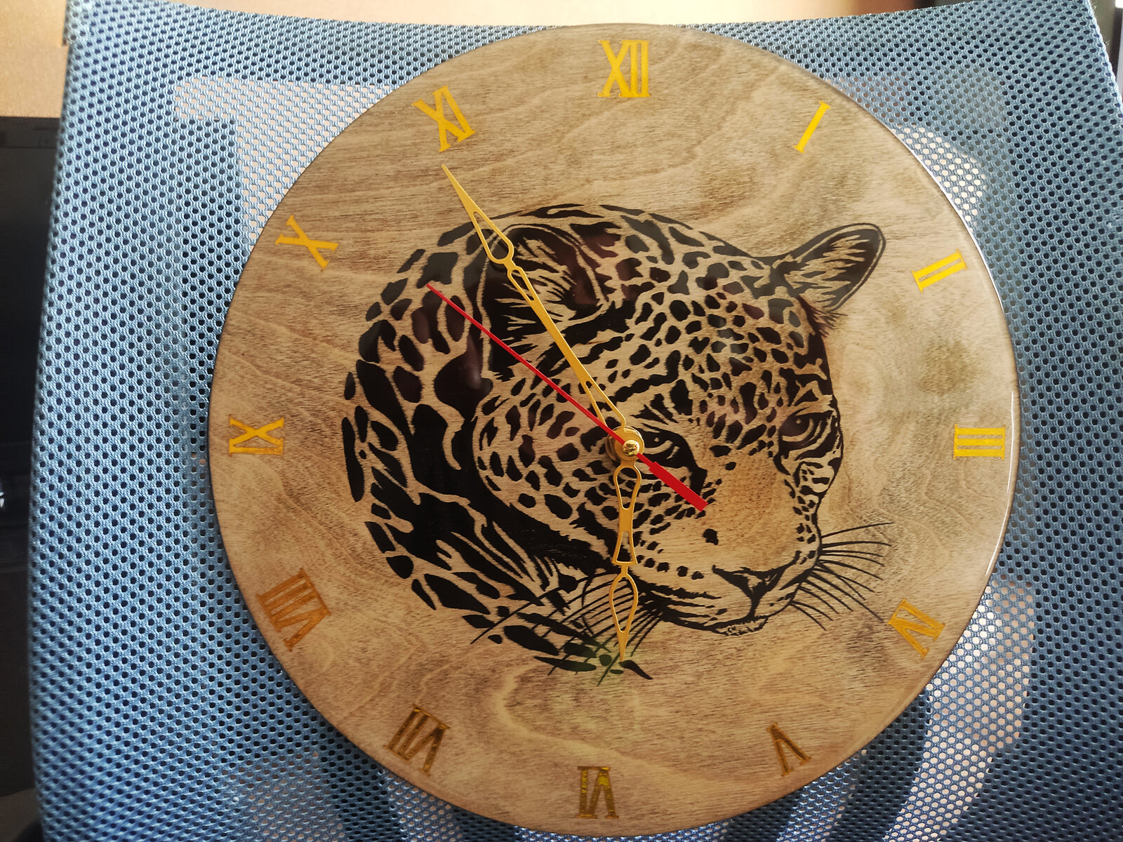 Часы настенные 30 см, дерево эпоксидная смола, гравировка рисунка