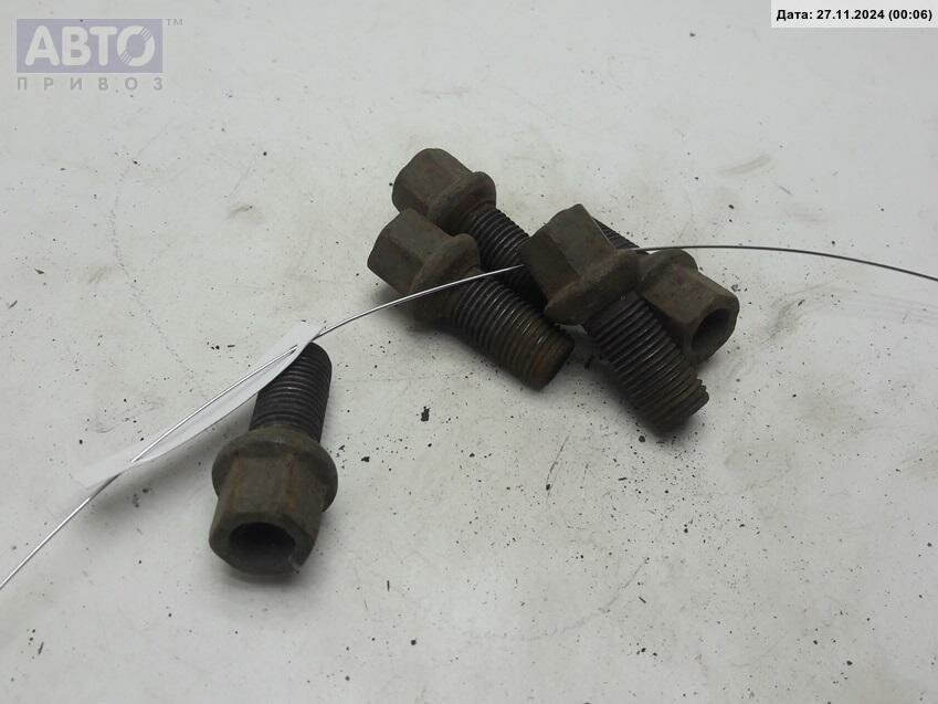 Болт колесный (гайка колесная) Volkswagen Passat B6
