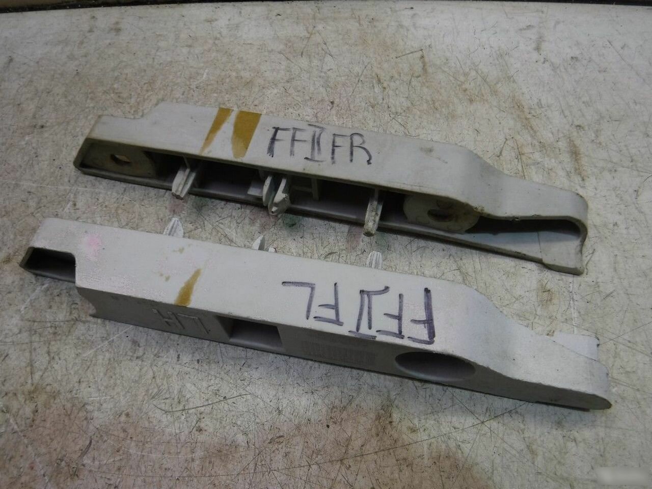 Направляющая переднего бампера Ford Focus II рестайлинг (2007—2011) 8M5117D958AD 8M5117D959AD