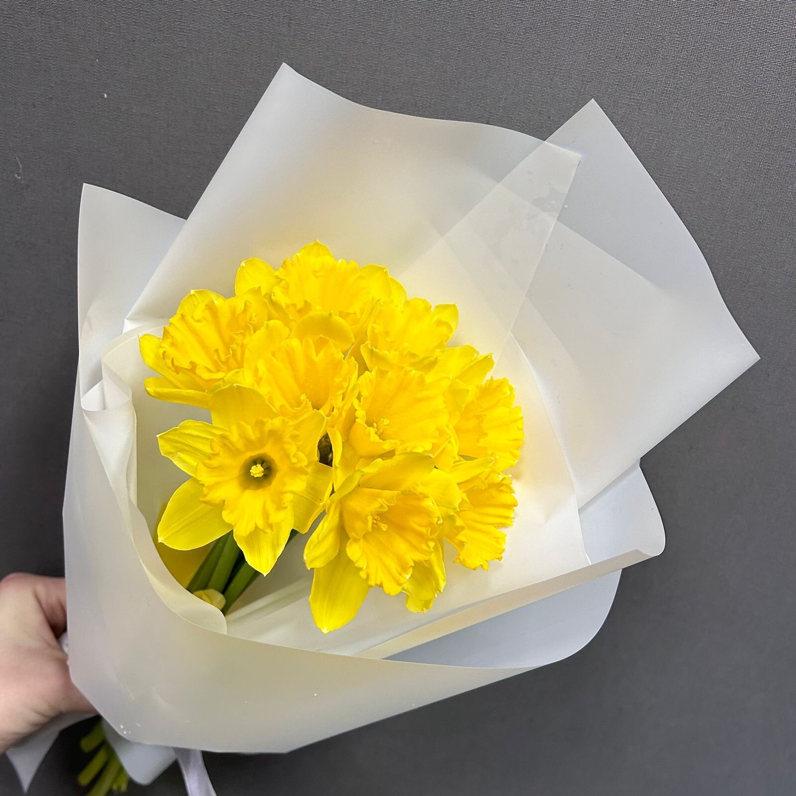 Букет-комплимент из 9 желтых нарциссов