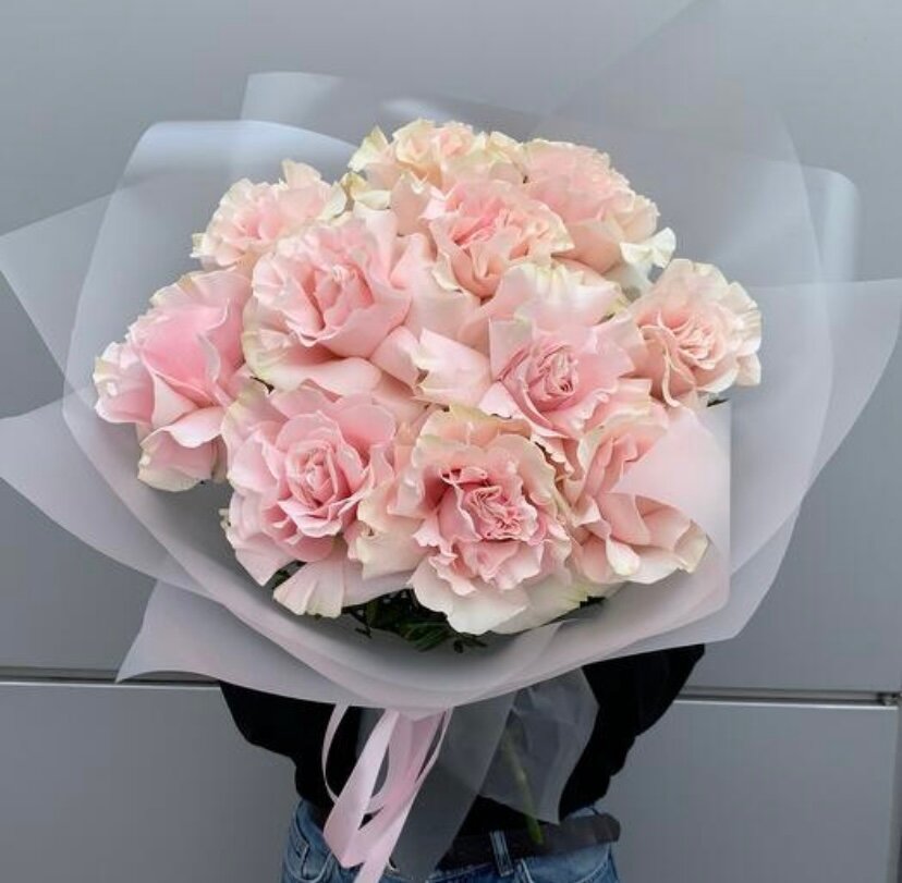 Букет живых цветов, французские розы NURA FLOWERS, высота 50 см, 13 роз, на стеблях, французское качество