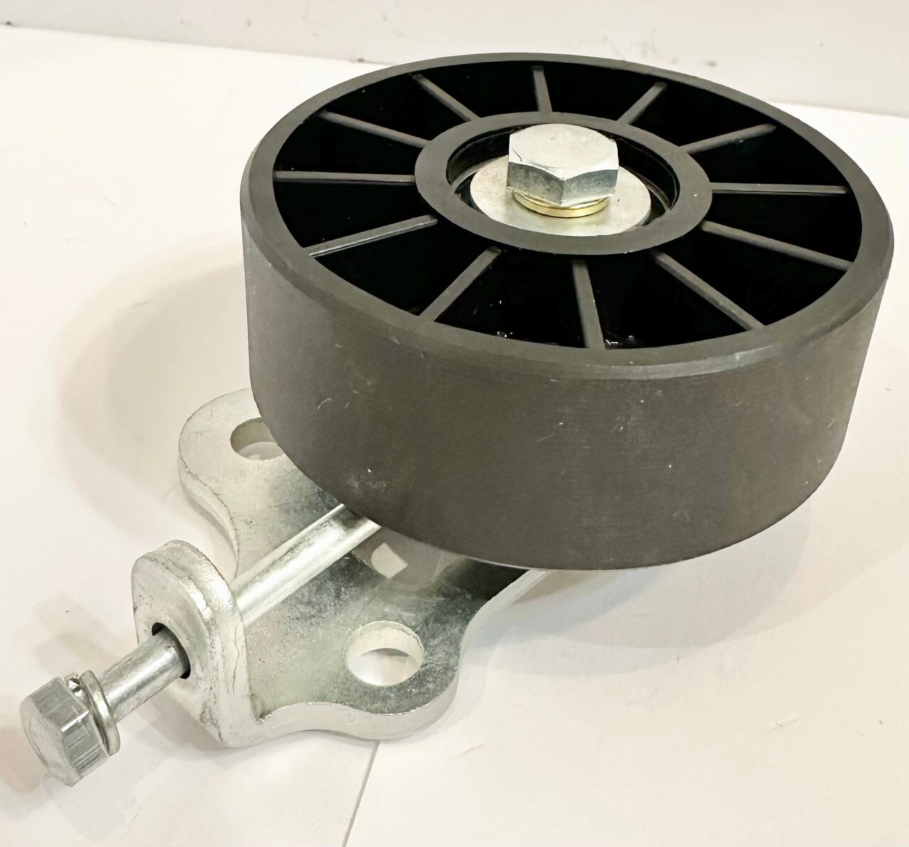 Ролик натяжной с кронштейном в сборе усиленный ЗМЗ-406 ГАЗель 3302, 3110, 2705