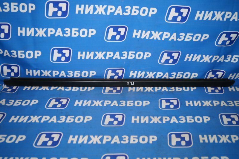 Накладка стекла Renault Duster 2.0 F4RB403 2012 перед. лев. (б/у)