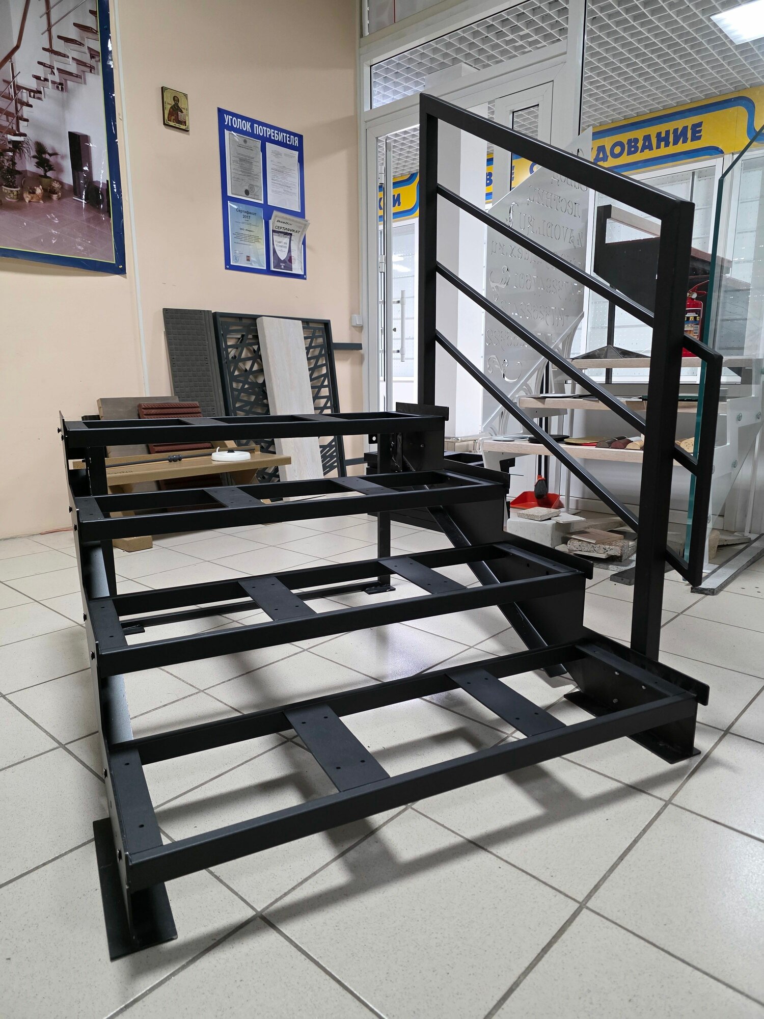 Лестница-крыльцо 4 ступени, без ДПК, перила с одной стороны. Ширина 1,5м Высота 72 см.