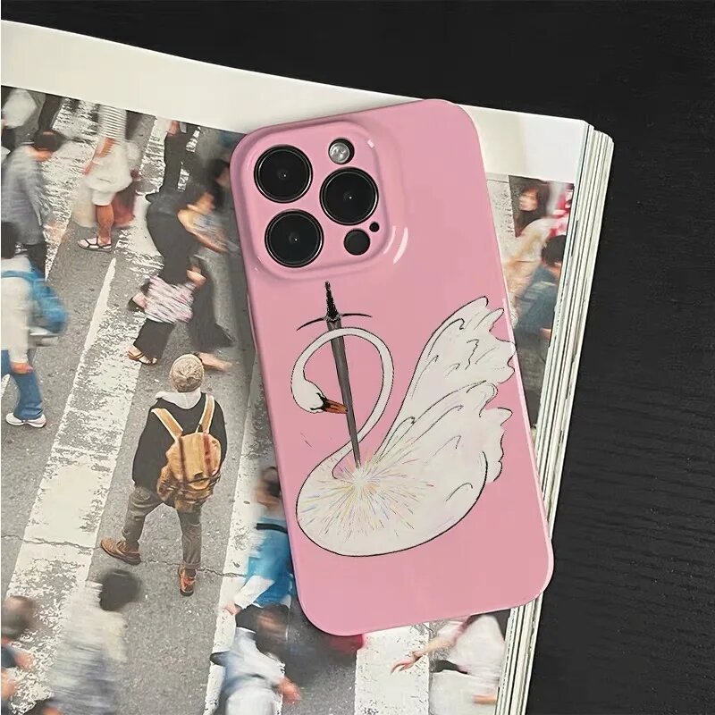 Розовый чехол для iPhone 15 с принтом "Лебедь и меч"