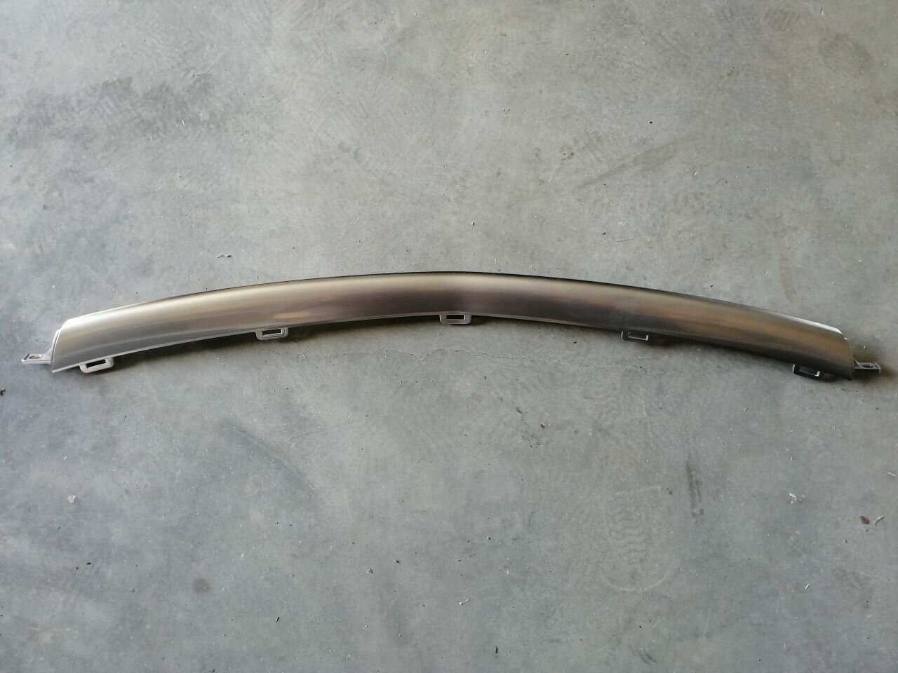 Молдинг решетки радиатора нижний Geely Coolray [1.5 12V 7AMT внедорожник] 6600013514
