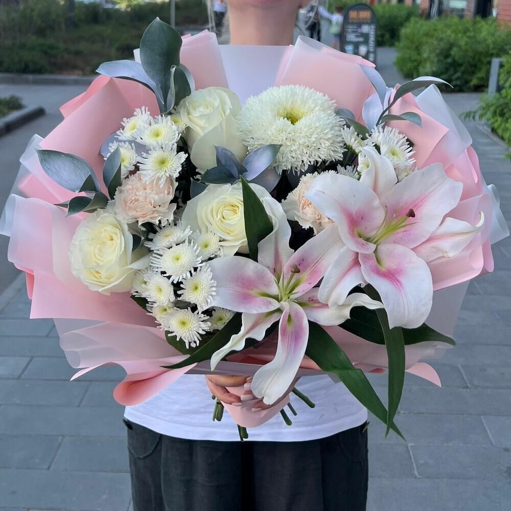 Букет с лилиями, розами и хризантемами кустовыми - РИМСКАЯ РОЗА