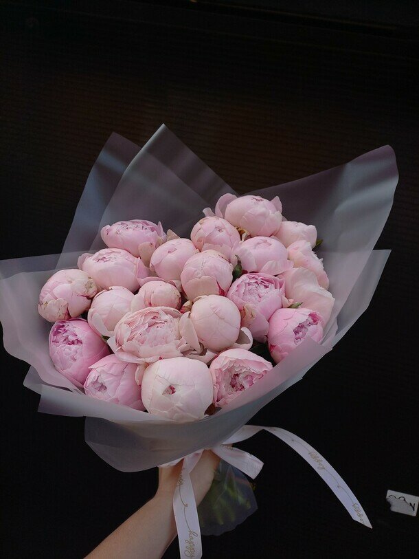 Букет пионов Well Flowers "Сара Бернер", круглый, 21 цветок, 50 см, букет свежих цветов