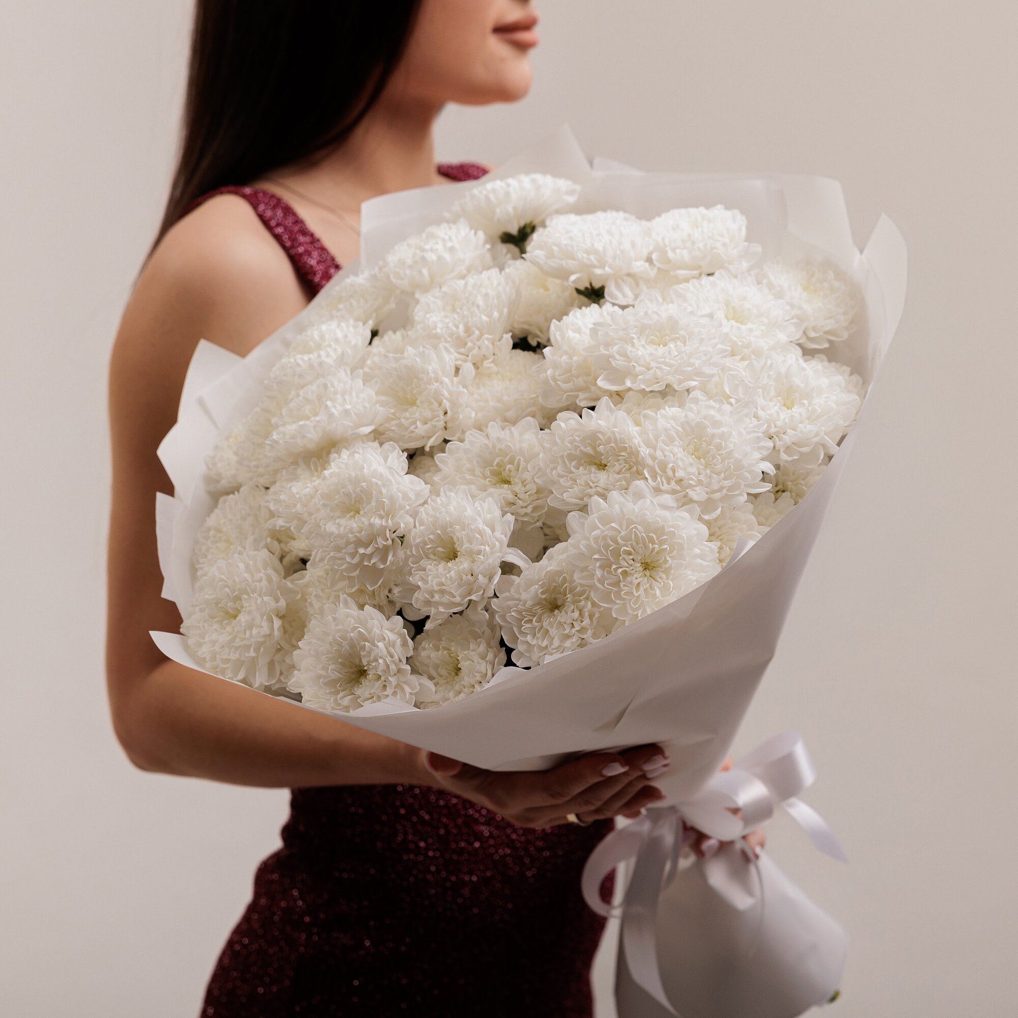 Монобукет "Алтай", хризантемы кустовые, белые, в белой упаковке , 9 шт 50 см , Записка подарок