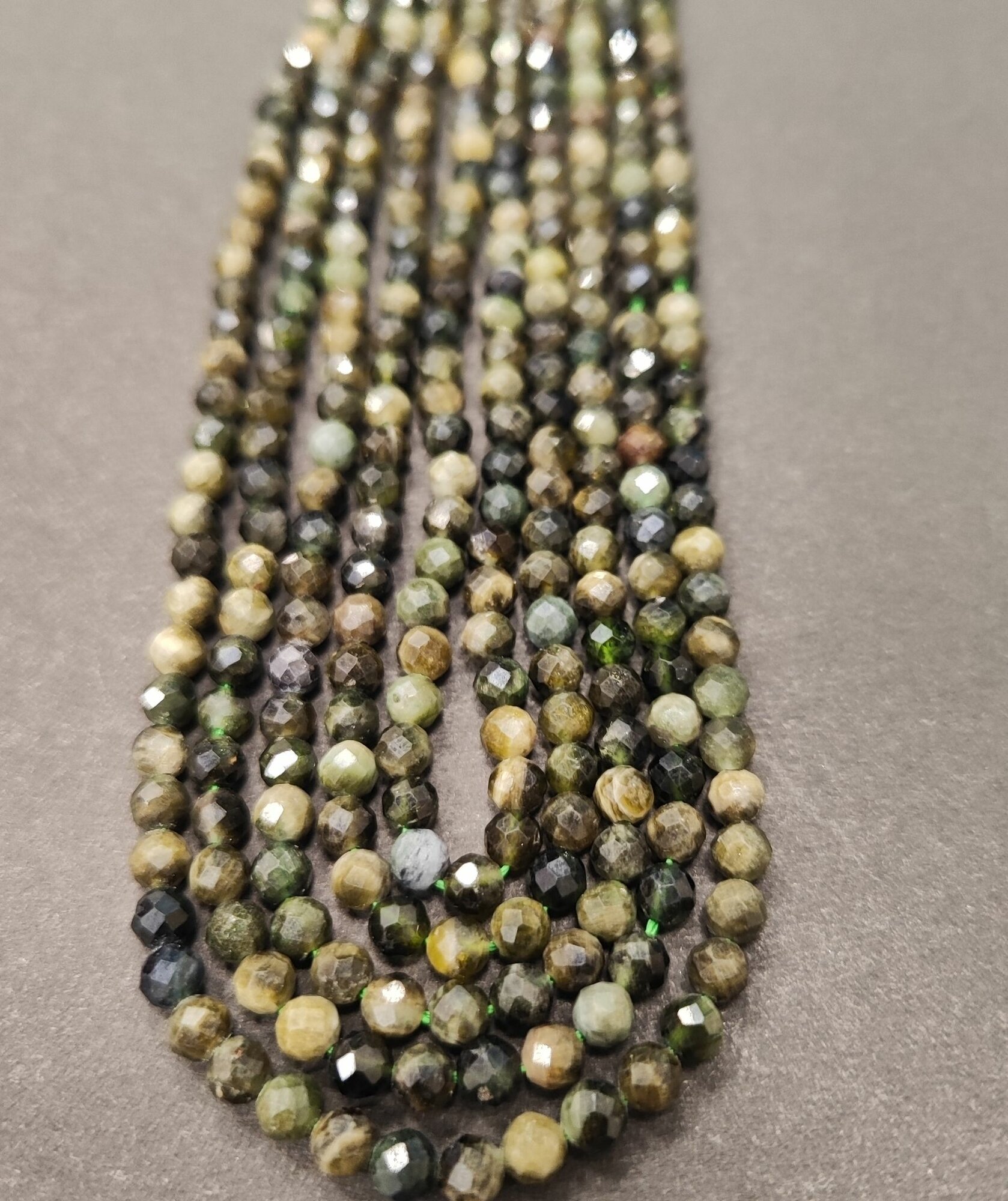 Бусины турмалин зелёный A шар граненый 4,3 мм (нить 19 см), Suntrim