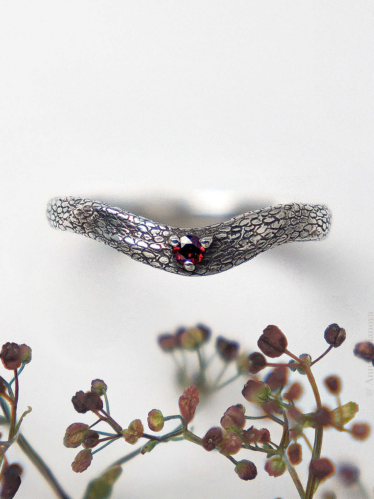 Кольцо тонкое, серебро, 925 проба, чернение, гранат