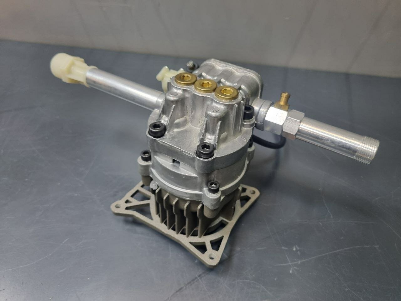 Насос Champion, для мойки высокого давления Champion HP6250, оригинал, арт. 5100221+5100301