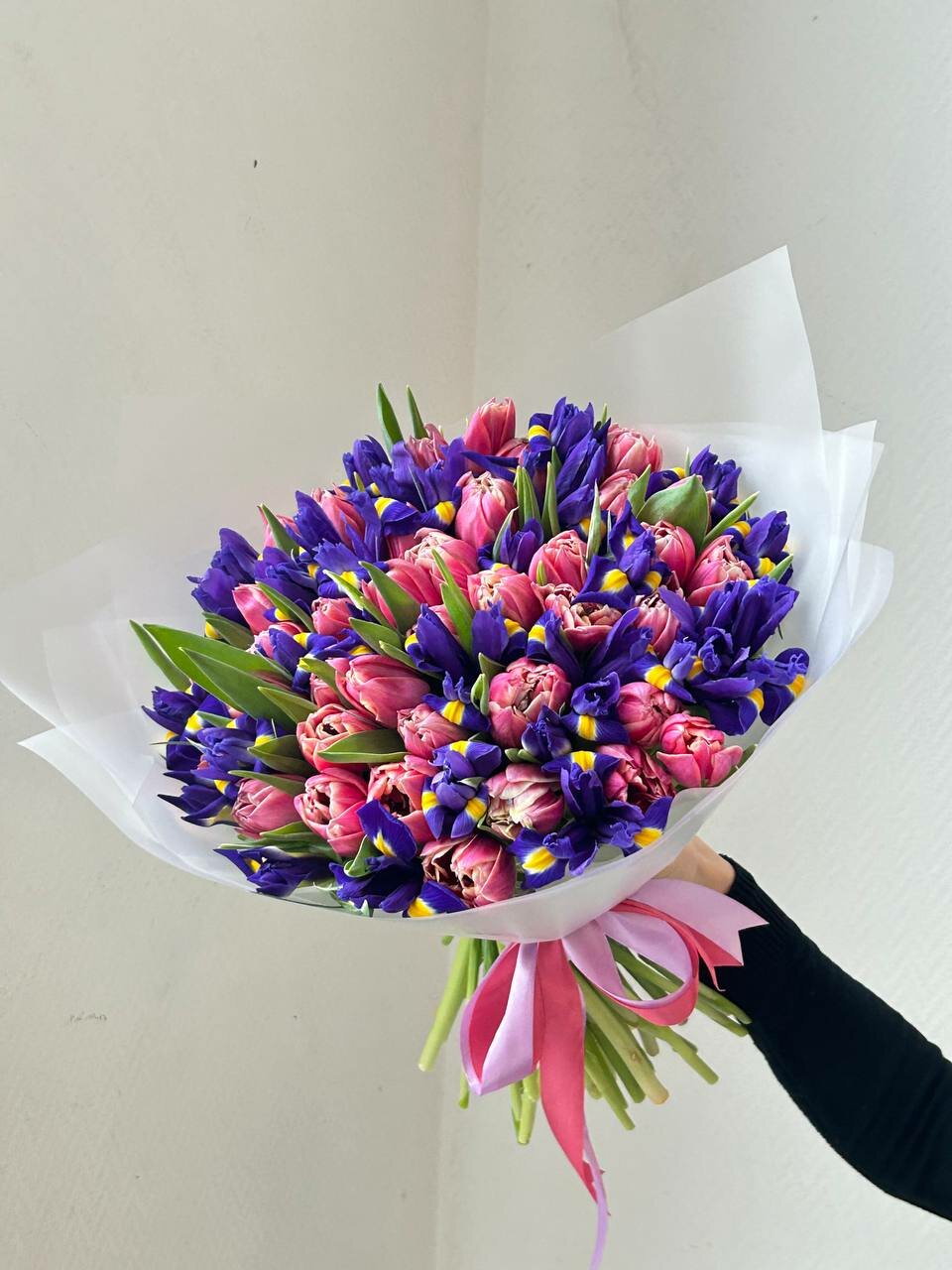 Букет "Пионовые тюльпаны и Ирисы", 45 штук, 40см, в пленке, под ленту
