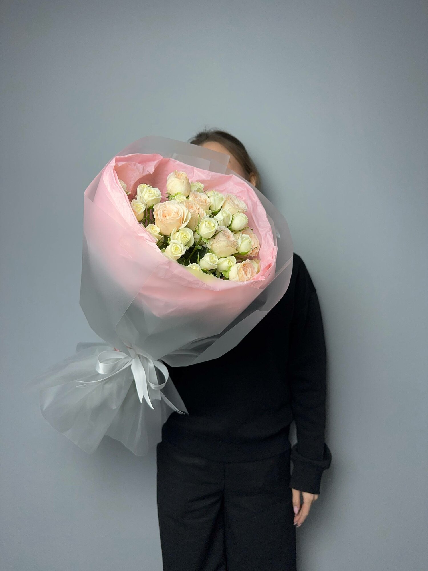 FRESH FLORA букет «Солнечный луч» – 9 кустовых роз в бело-жёлтой гамме, элегантная композиция для праздника с доставкой