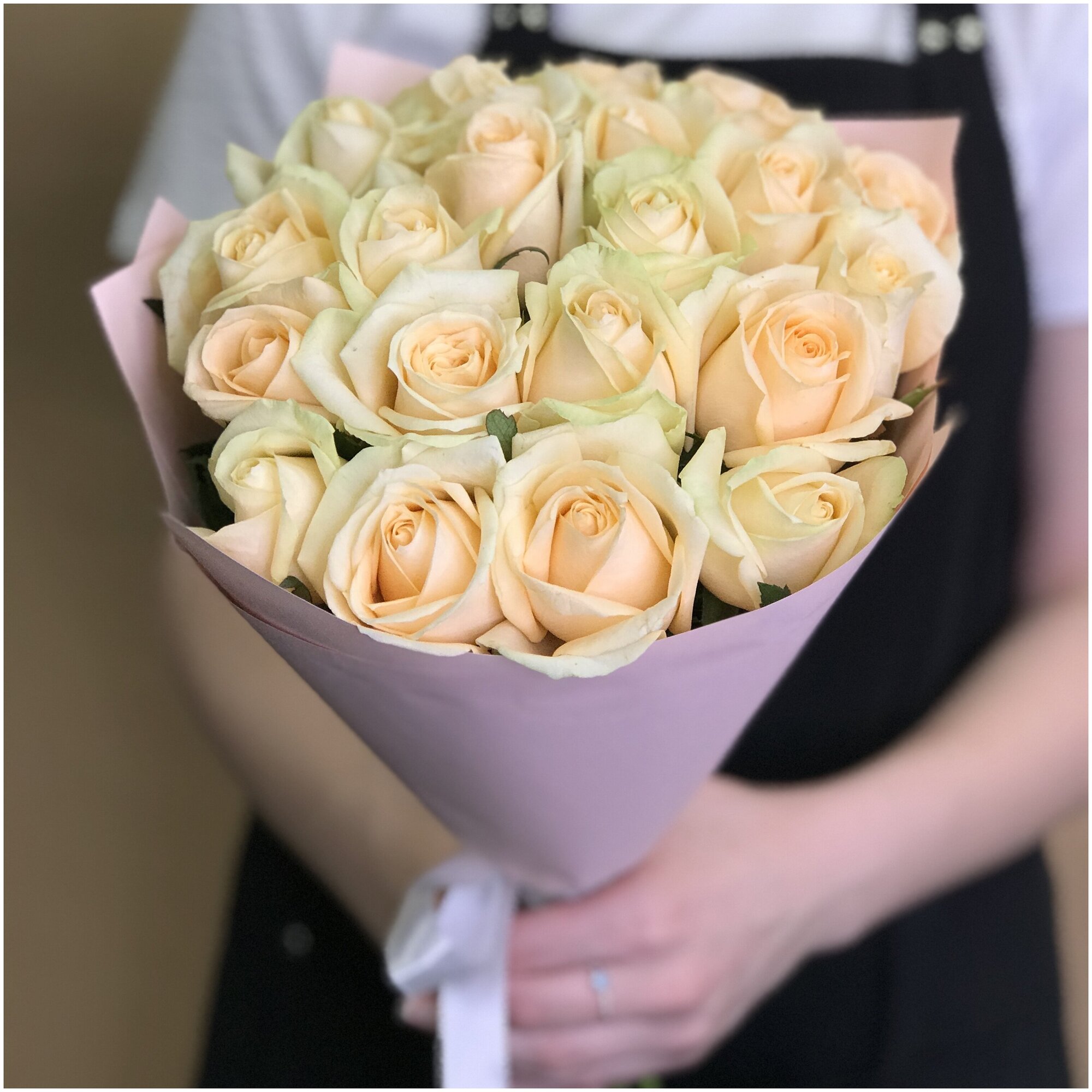 Цветы живые букет из 21 кремовой розы 50 см в упаковке Flor2u