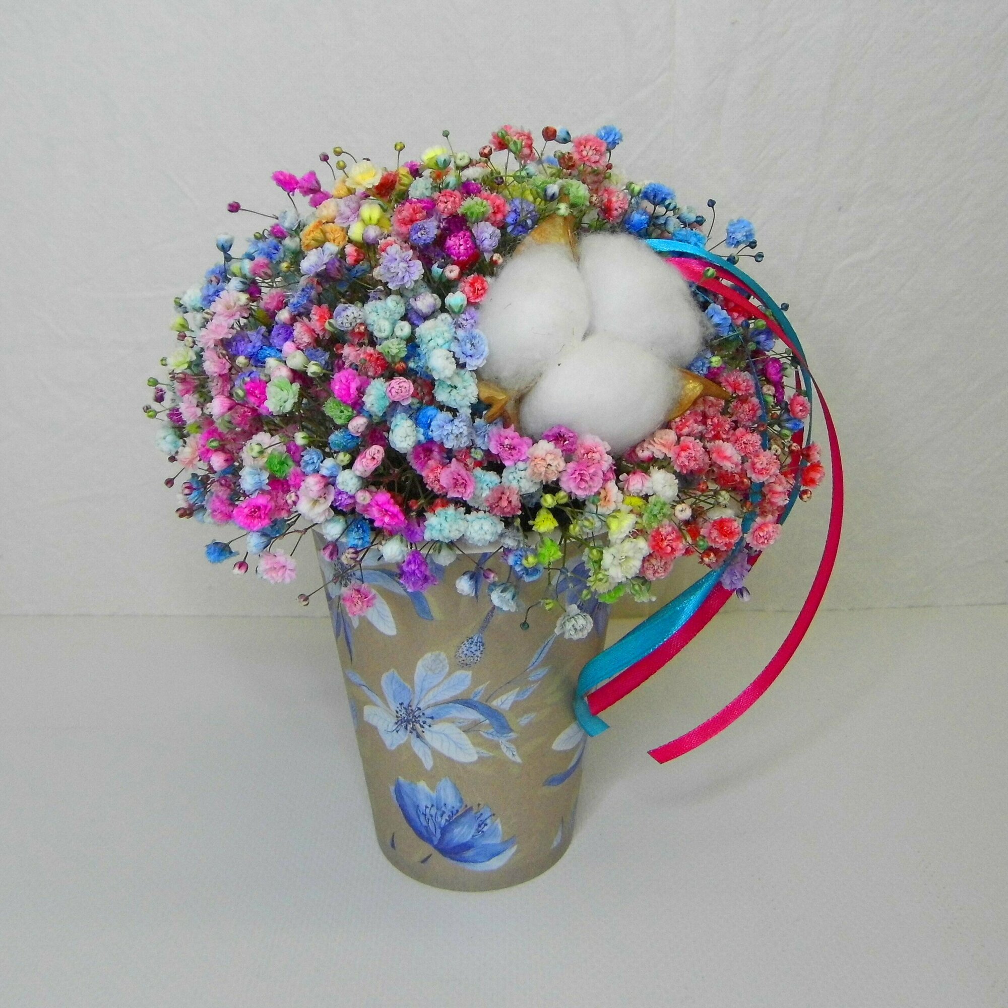 Радужная гипсофила в крафтовом стаканчике Гжель