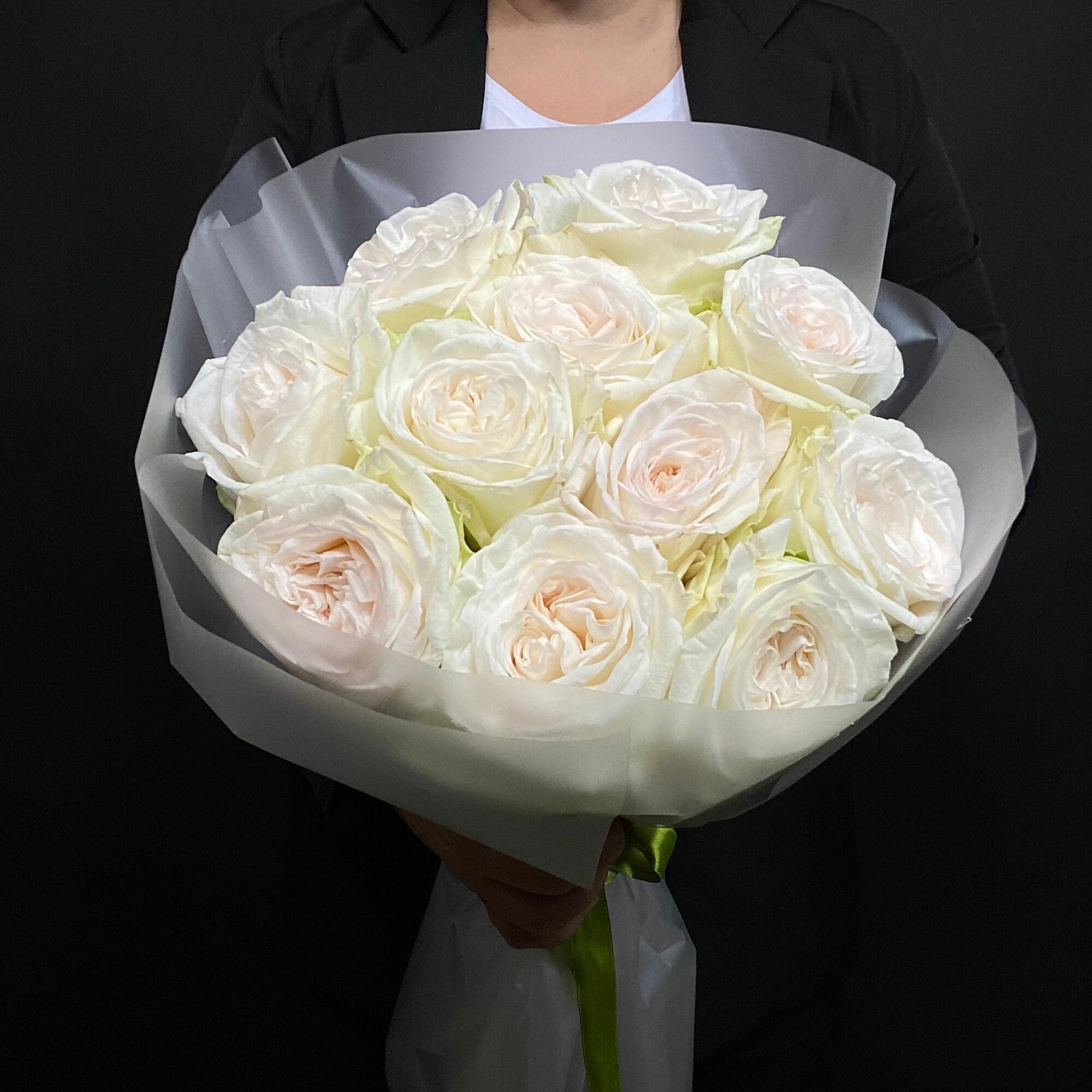 Белые розы (пионовидная роза 11 шт), высота букета 50 см, ширина 25 см