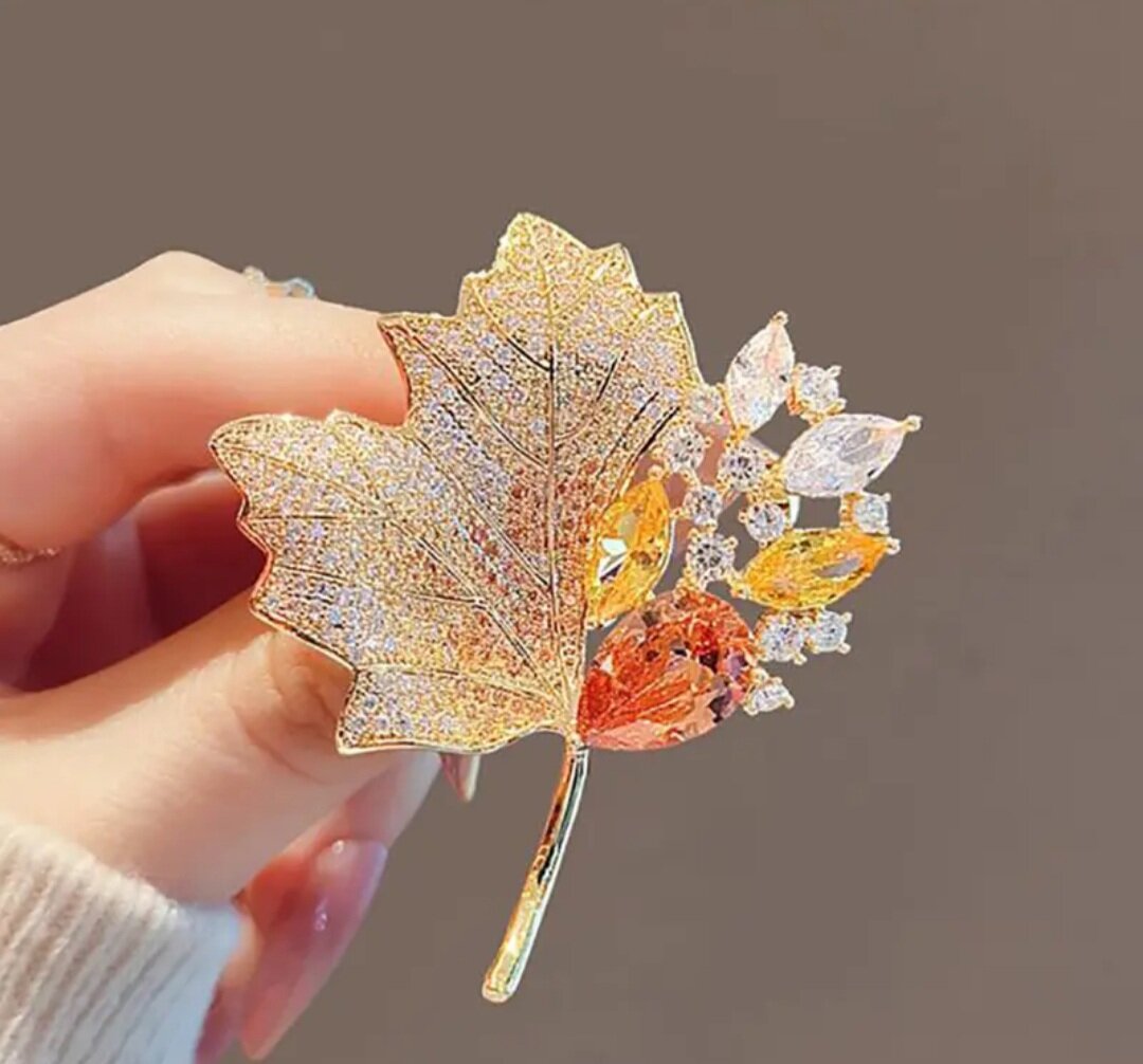 Брошь, стразы