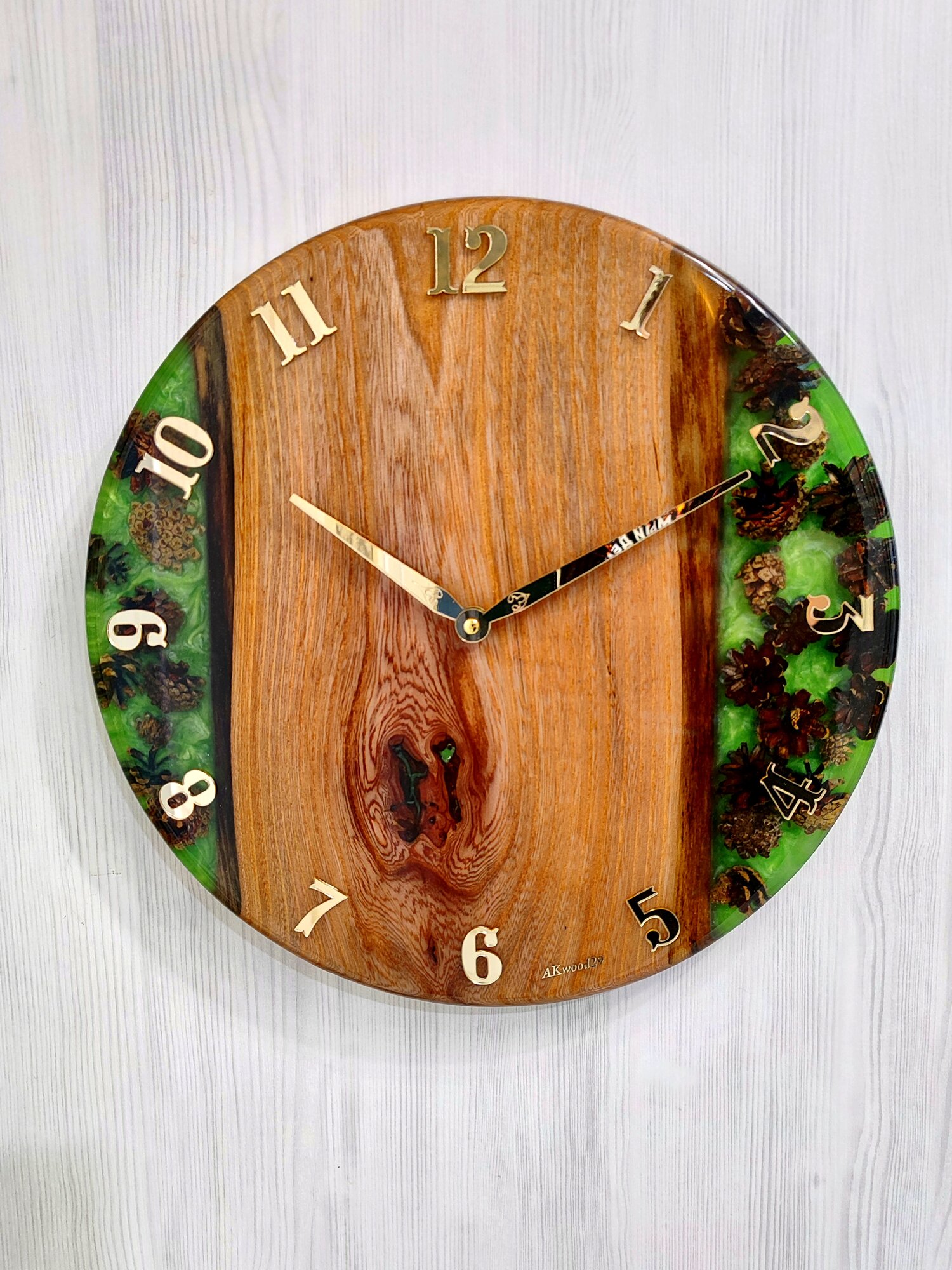 Настенные часы ручной работы из дерева и эпоксидной смолы "Вяз-шишки 40", диаметр 40 см