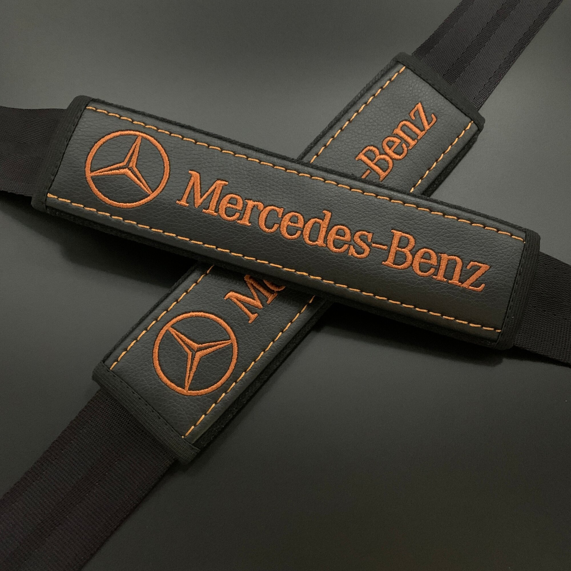 Черные накладки на ремень безопасности для Mercedes с бронзовой вышивкой