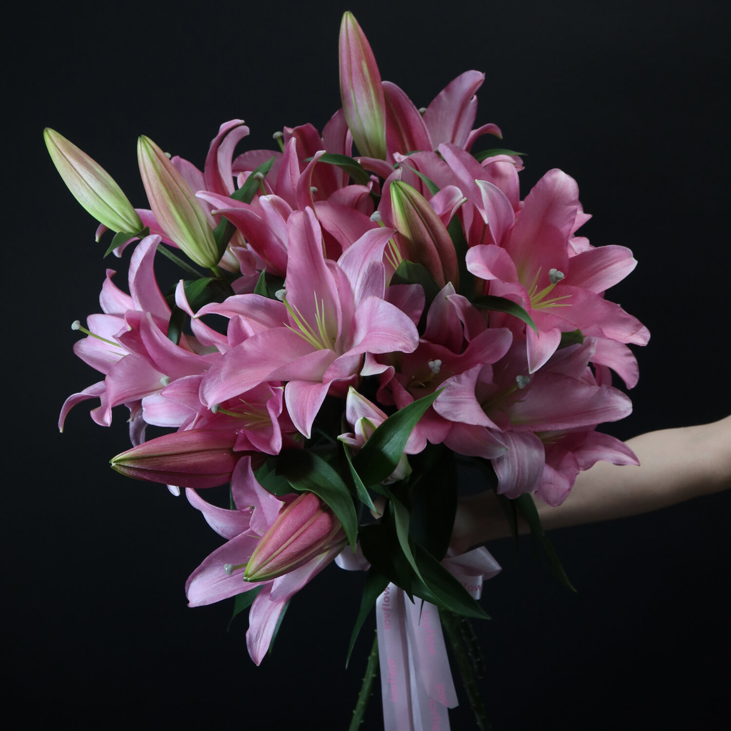 Букет из 5 розовых лилий, лилии, нежные ароматные лилии, розовые лилии