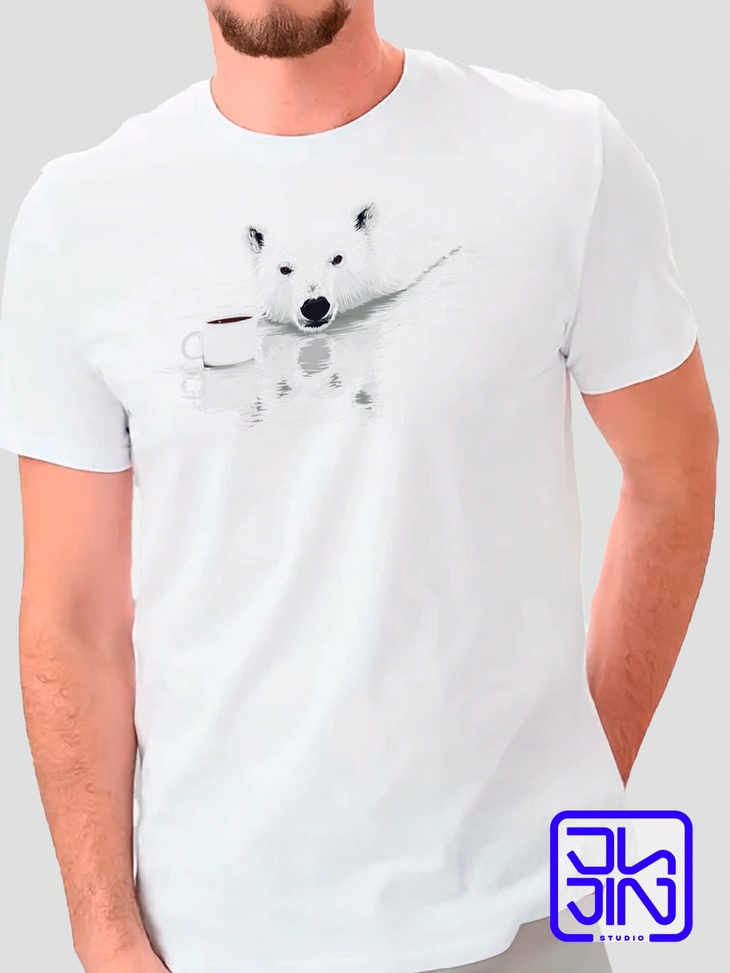 Футболка классическая мужская с авторским принтом Минималистичная черно-белая композиция с медведем и чашкой кофе на белом фоне, белый хлопковый трикотаж с прикольным рисунком на груди