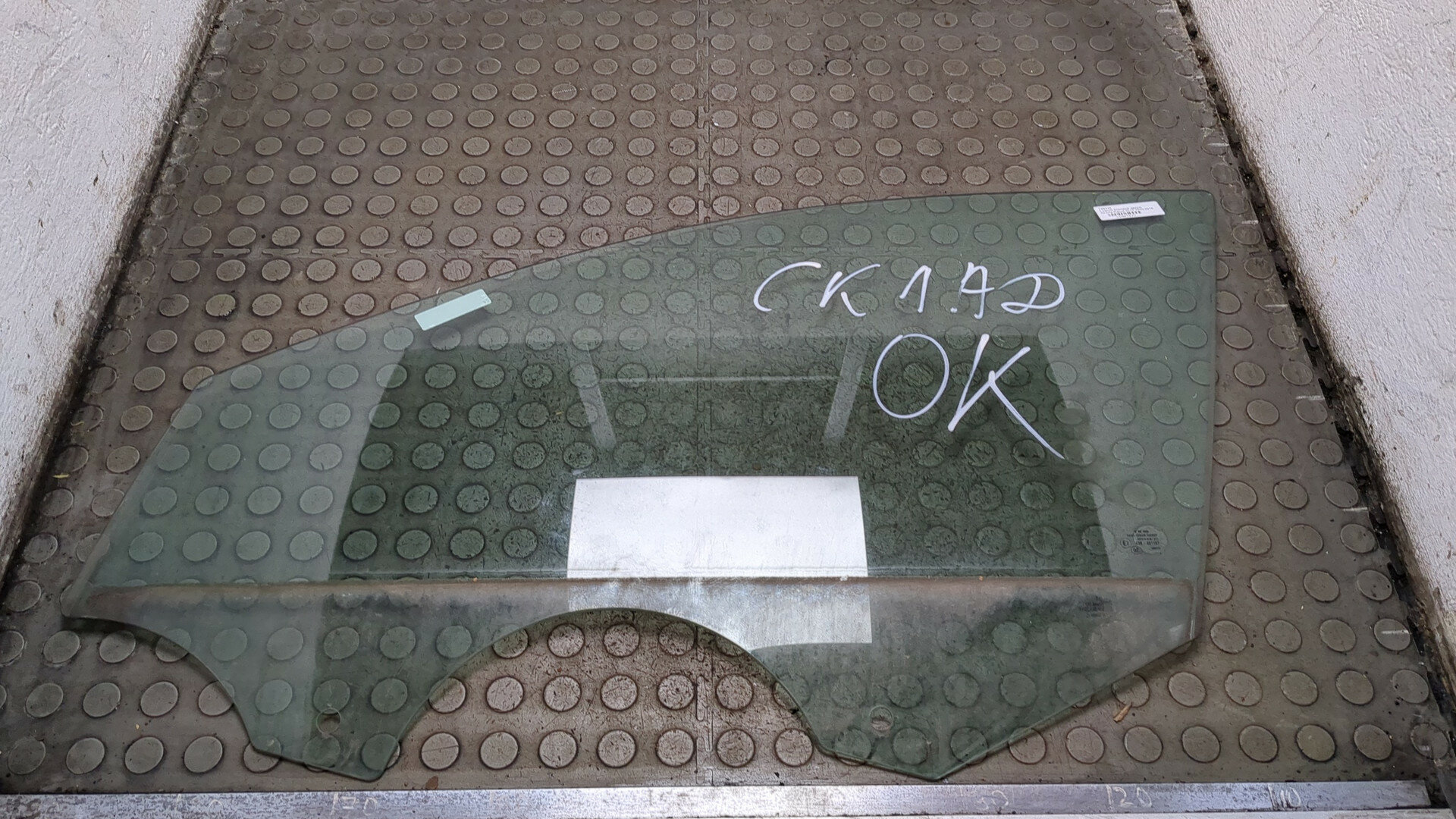 Стекло боковой двери левое переднее Skoda Rapid Б/У
