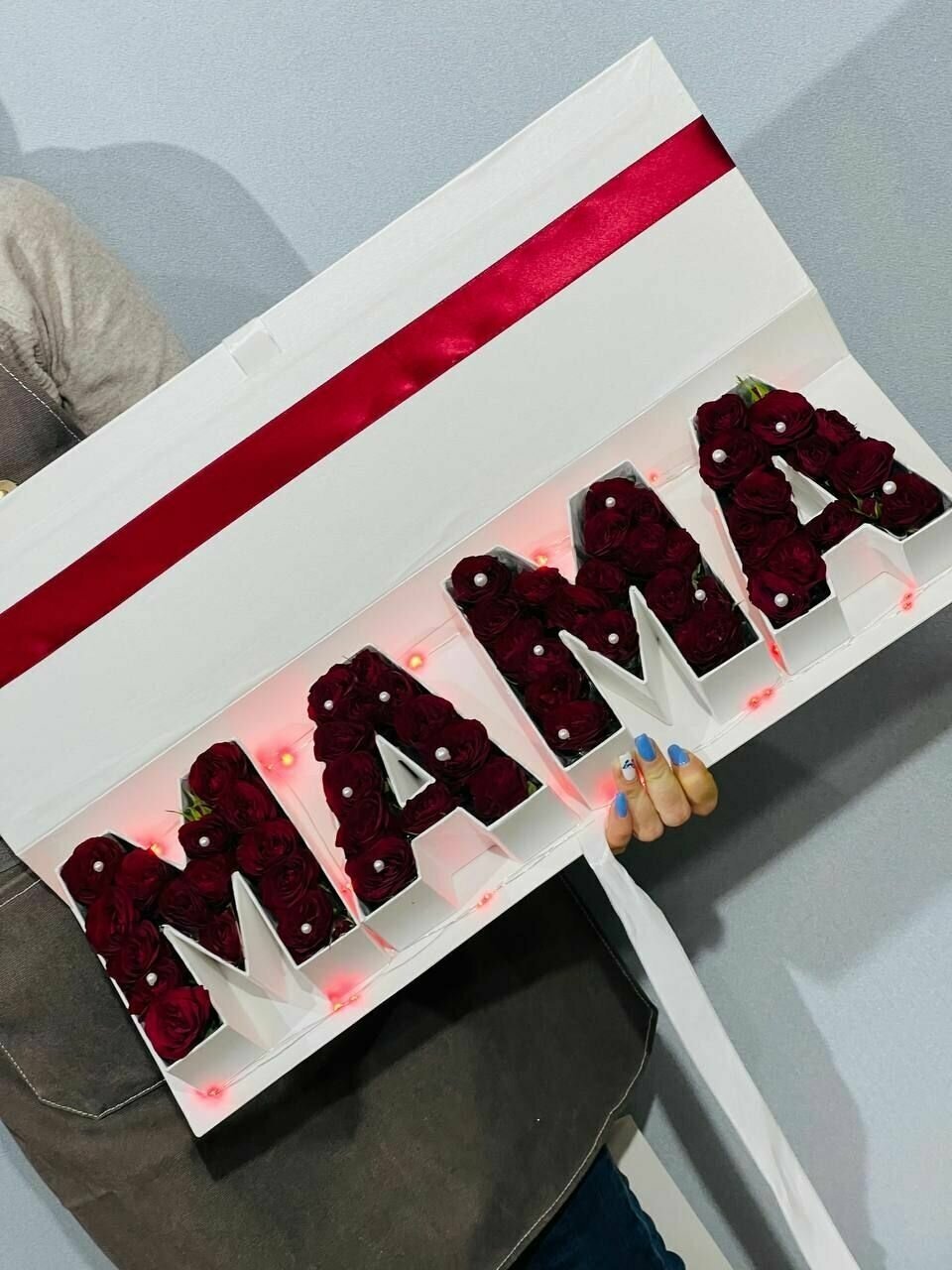 Букет из роз в коробке Мама. Подарок для мамы
