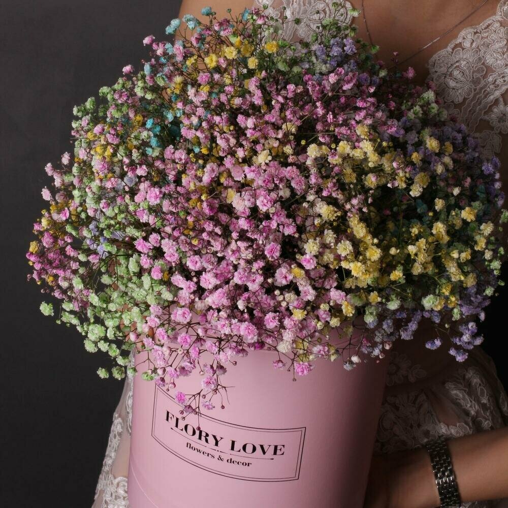 Композиция FLORY LOVE из радужной гипсофилы в высокой шляпной коробке.