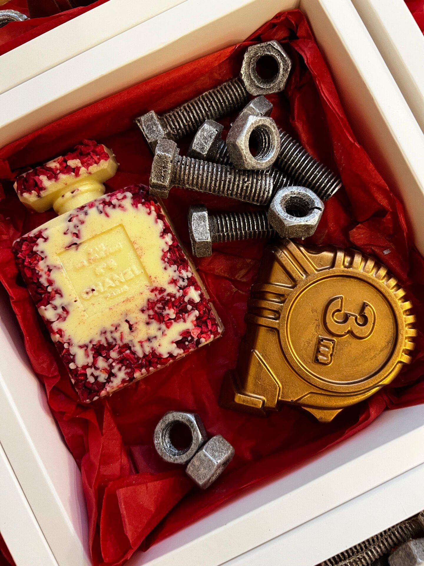 Шоколадные инструменты для девушки-архитектора, молочный и белый шоколад, ручная работа