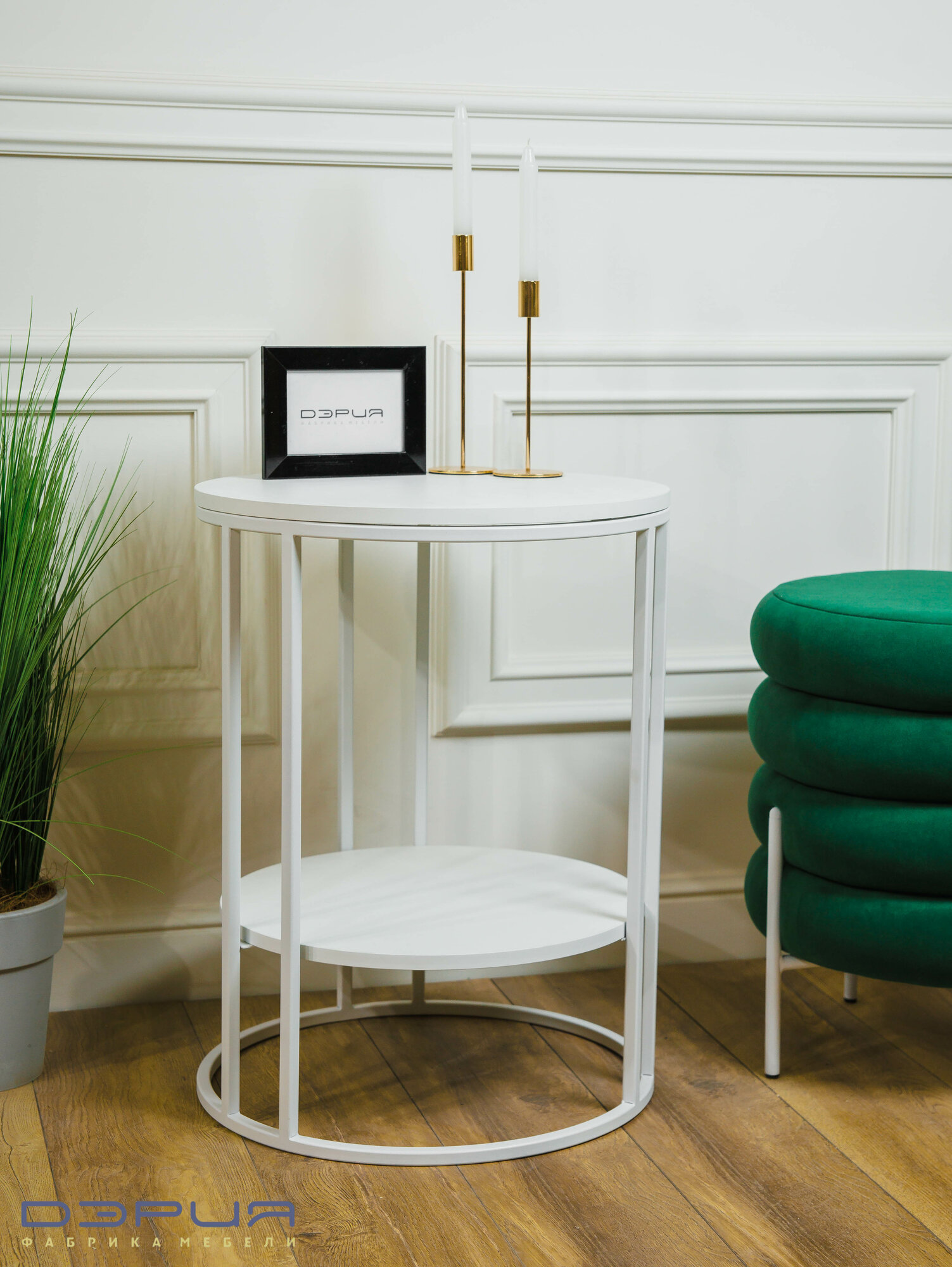 Круглый стол чайный со столешницей из ЛДСП на металлической основе, столешница белая на белых ножках