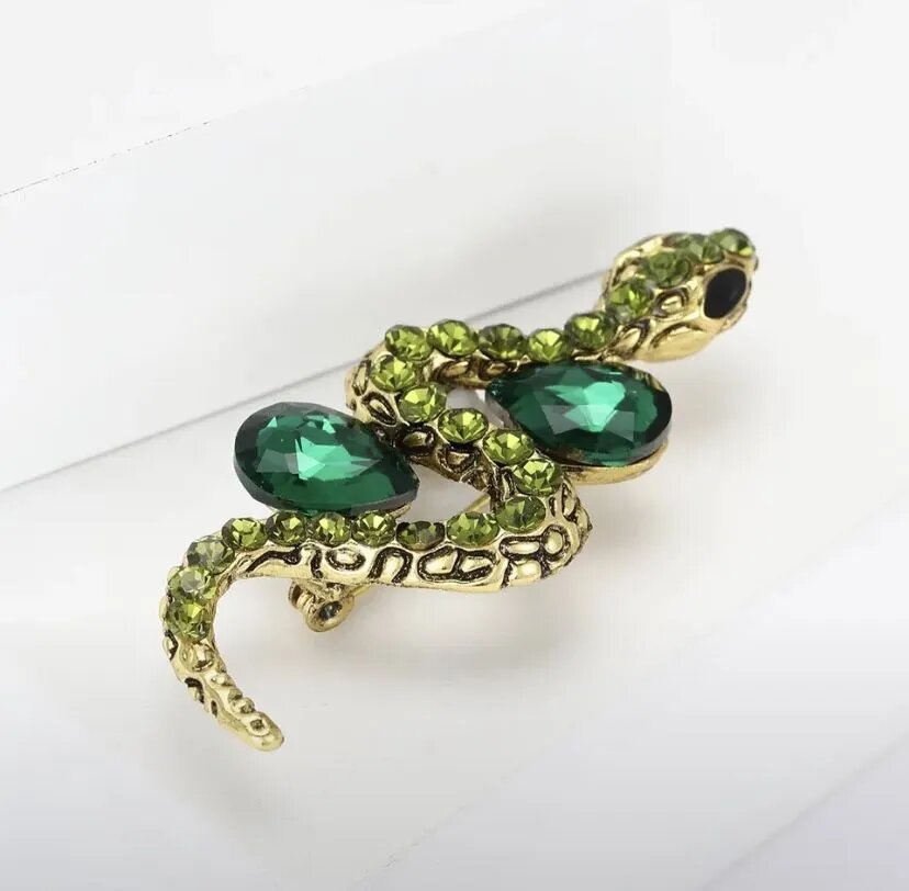 Брошь, стразы