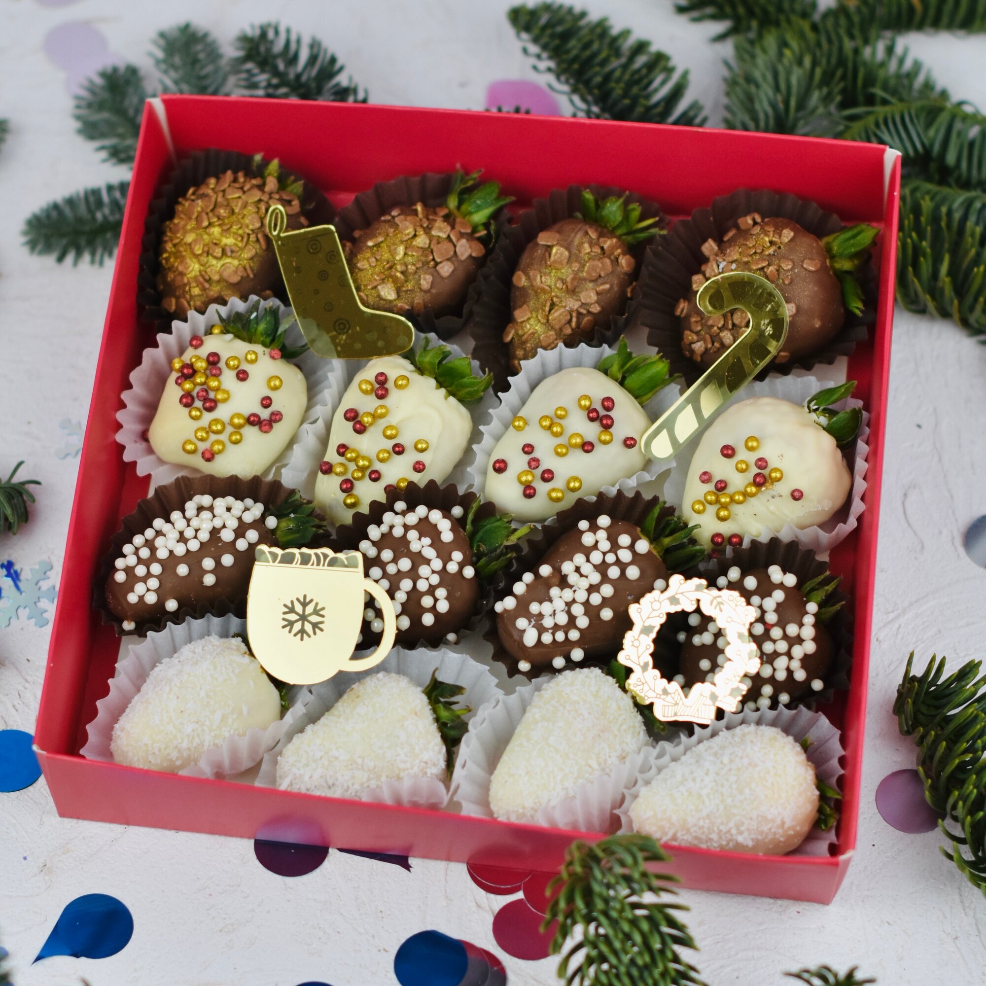 Набор клубники в шоколаде "Новый год", подарок для девушки, коллеги, мамы, сестры на новогодние праздники с украшениями в новогодней тематике.