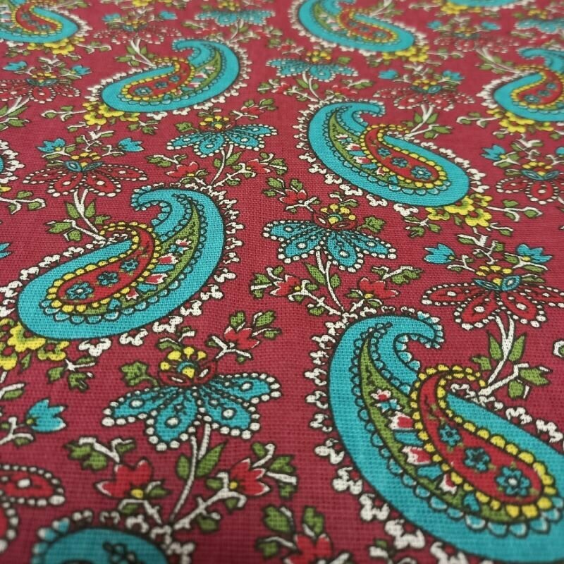 Бязь "Огурцы" голубые на бордовом, отрез 1 м (ширина 150 см), 100% хлопок, пл. 120 г/м2