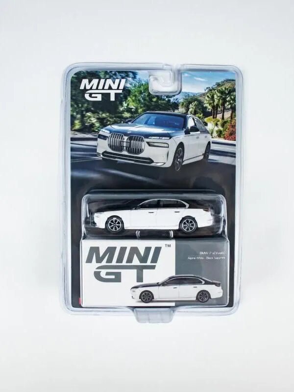 Машинка MINI GT 1/64 #959 BMW i7 xDrive60 Alpine White / Black Sapphire Blister Packaging Die-cast Alloy Car Model Collection Toy Gift