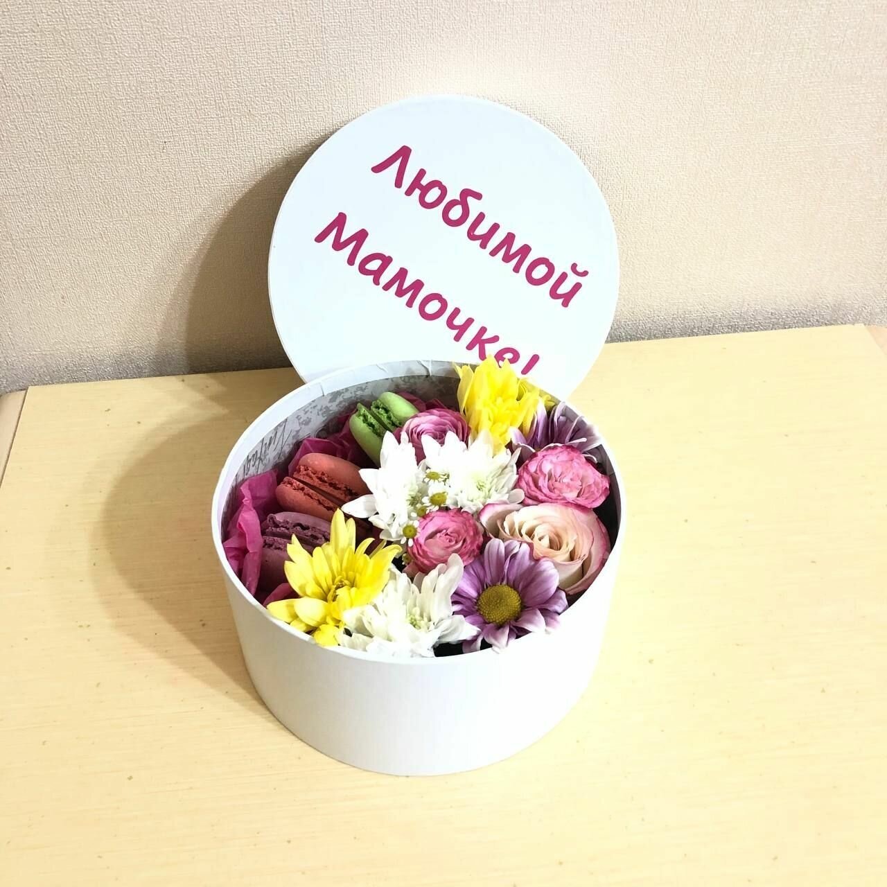 Цветы с пирожными для мамы