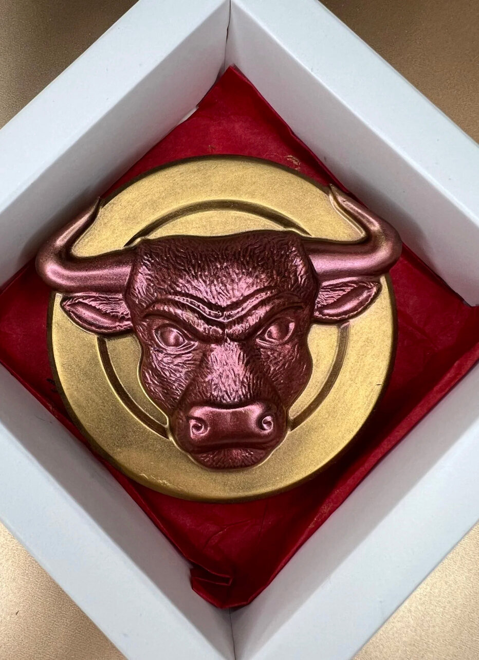 Шоколадная фигура "Бык", темный бельгийский шоколад, ручная работа