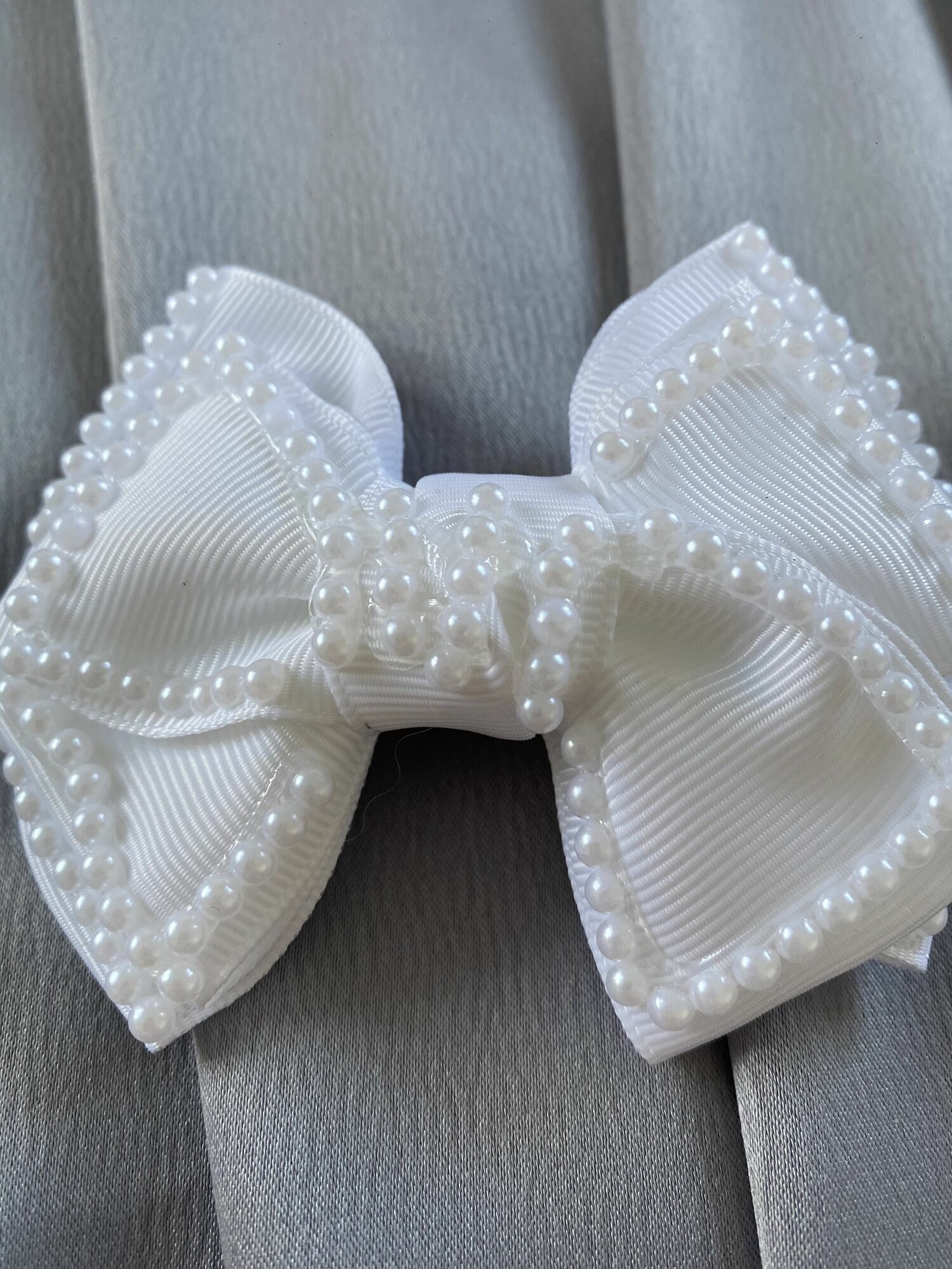 Бант для волос на заколке белый с жемчужинами