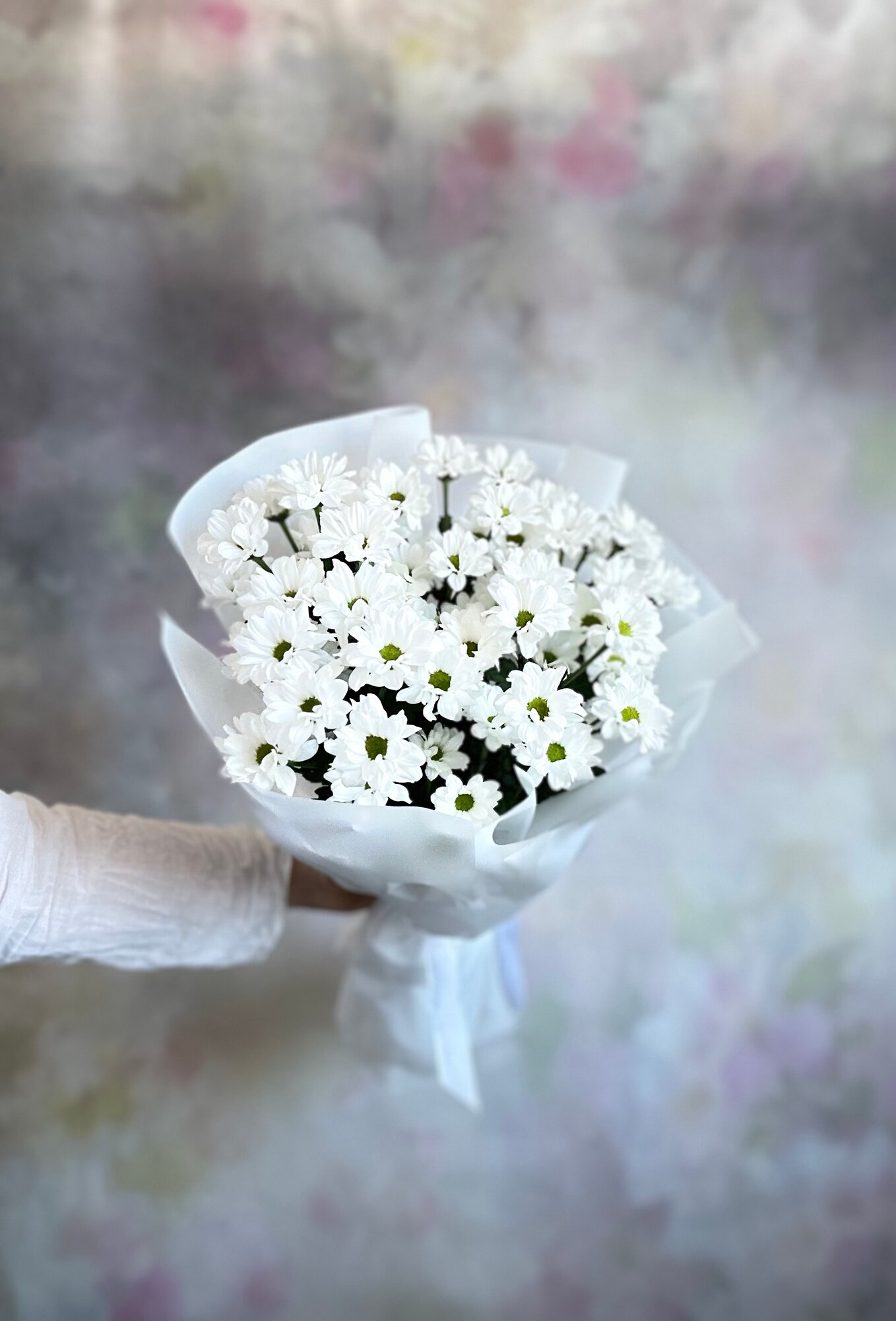 Букет из белых кустовых хризантем