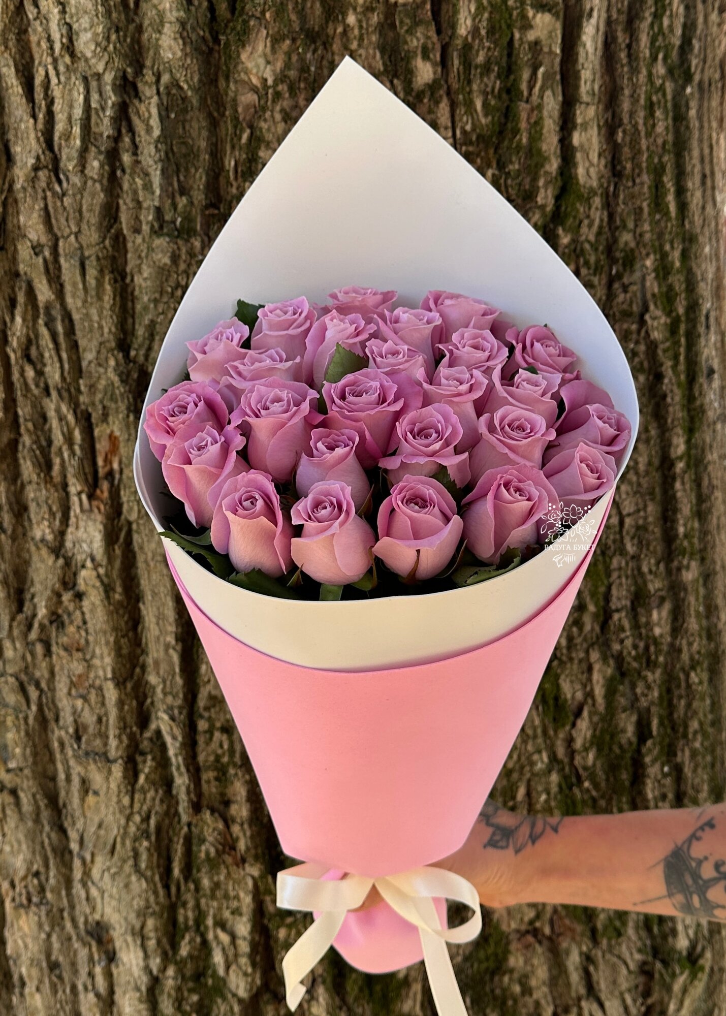 Букет живых цветов из 25 сиреневых роз в упаковке / Радуга Букет