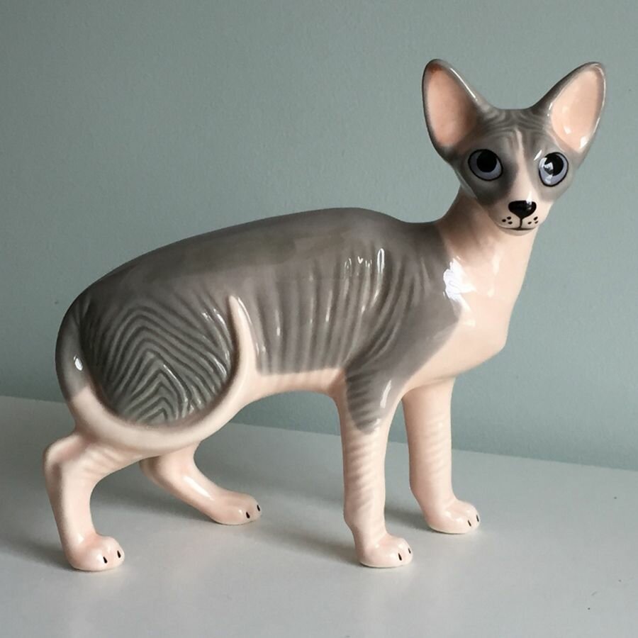 Фаянсовая скульптура Сфинкс в плаще