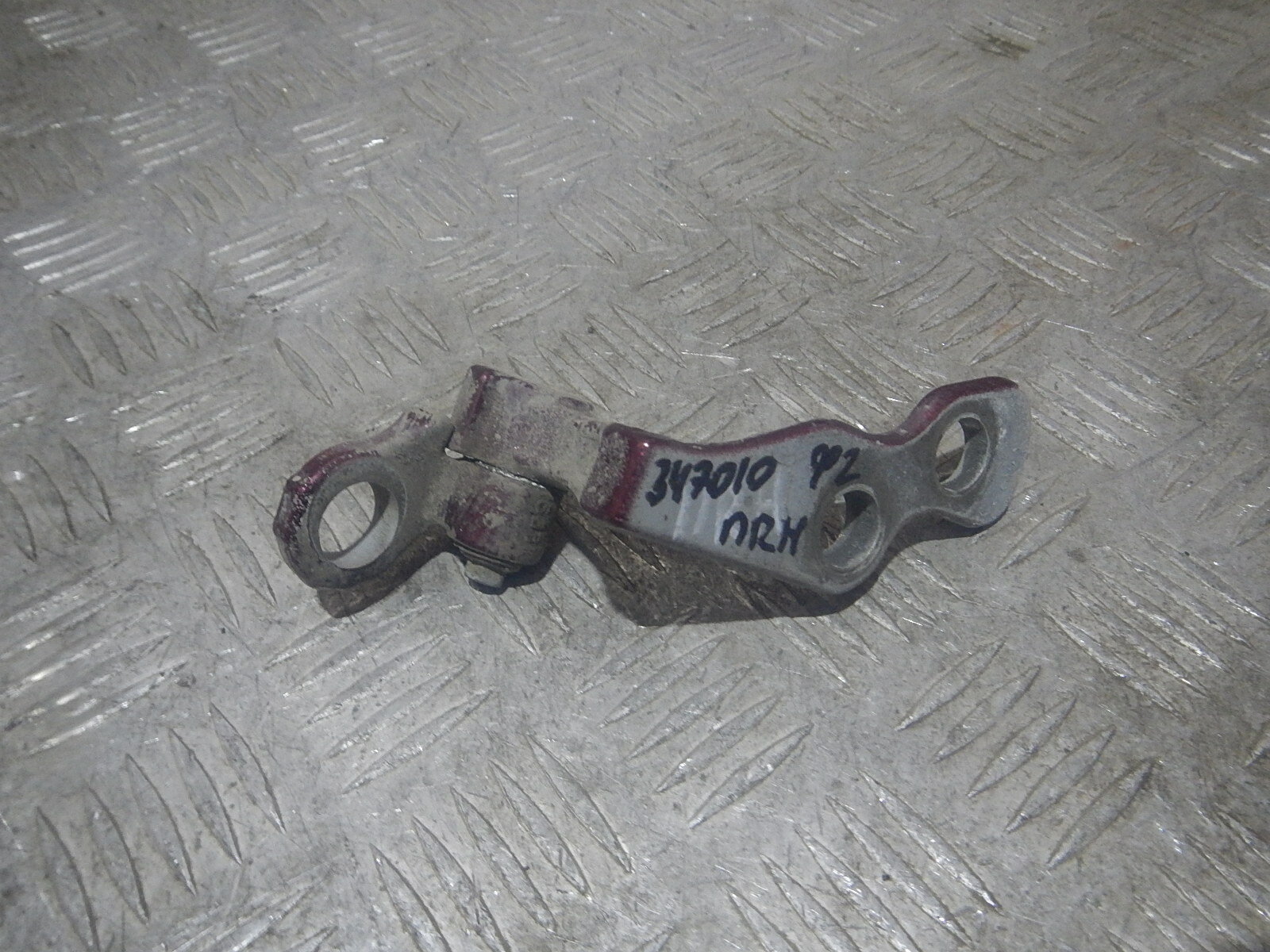 Б/У Петля двери передней правой нижняя, Ford (Форд)-FOCUS 2 (05-08) FORD FOCUS 2 (05-08) Есть люфт 347010 FORD арт. 3M51...