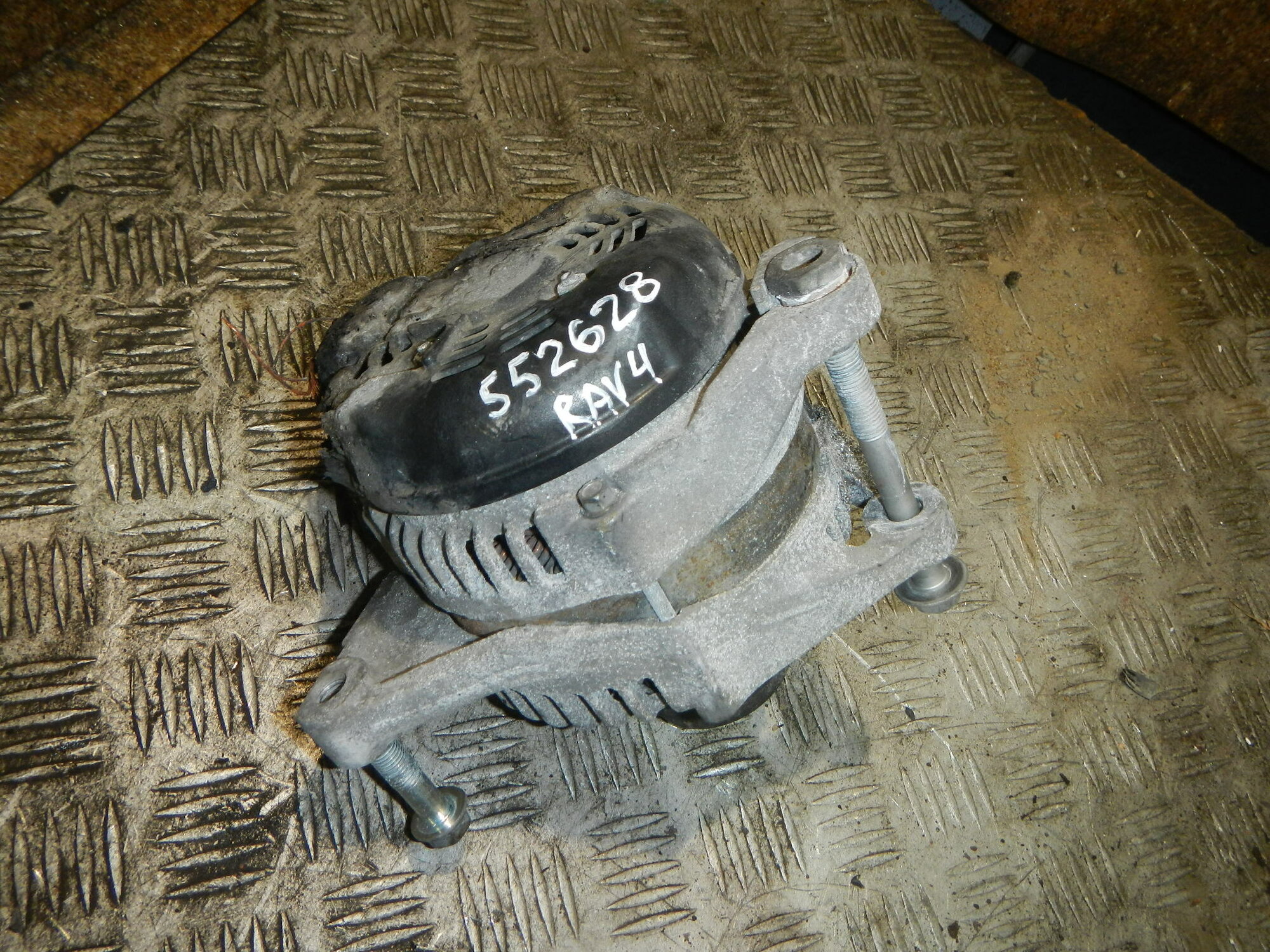 Б/У Генератор, Toyota (Тойота)-RAV4 (13-) TOYOTA RAV4 (13-) 2ARFE. Оплавлена крышка и место разъема. 552628 TOYOTA арт. 2...